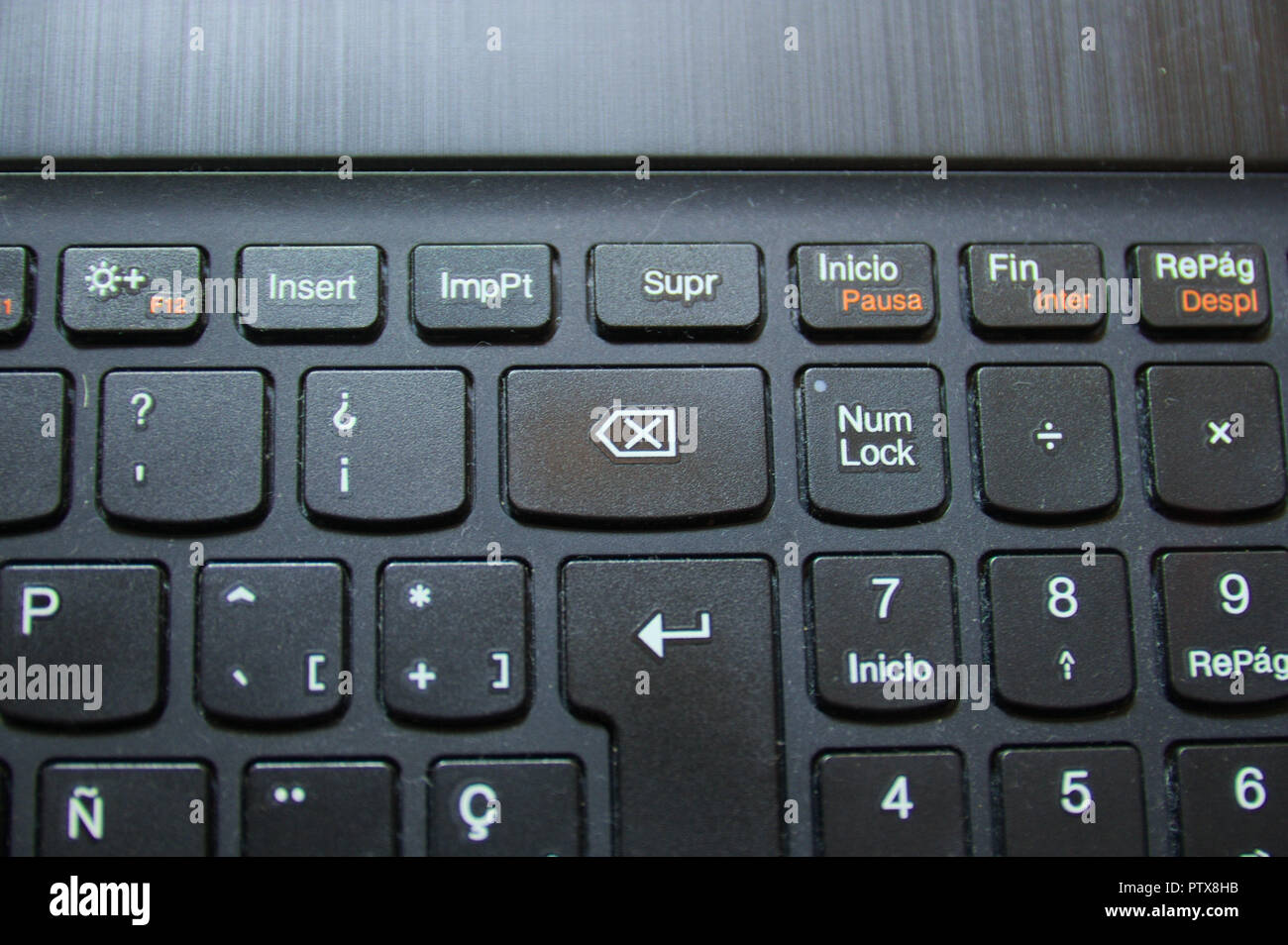 Tastiera spagnola in cui è possibile vedere i tasti Canc, Inizio, Fine ...