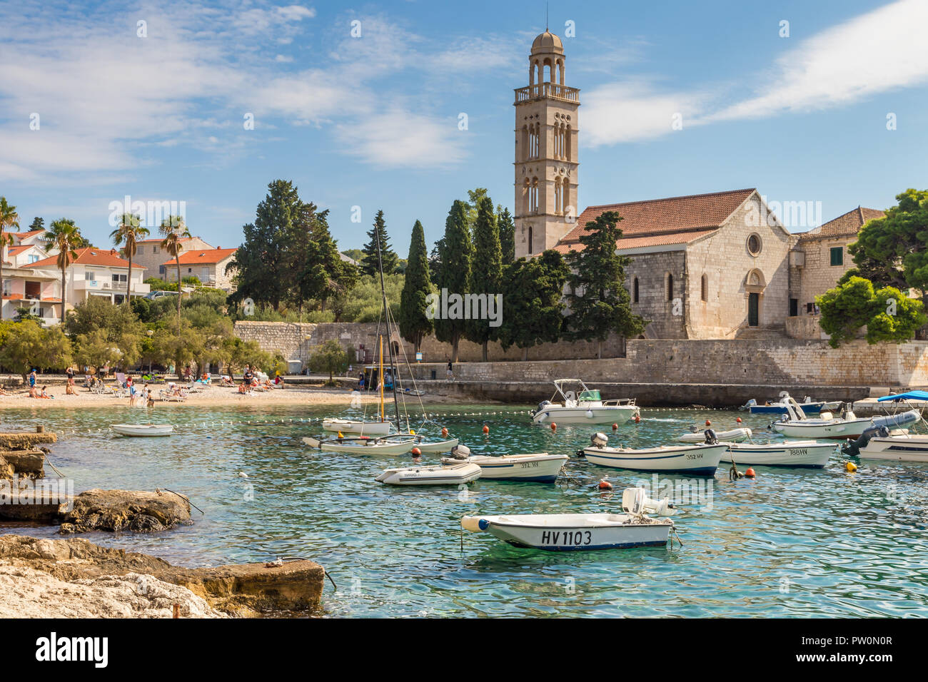 Il monastero francescano a Lucica spiaggia nella città di Lesina, Hvar ...