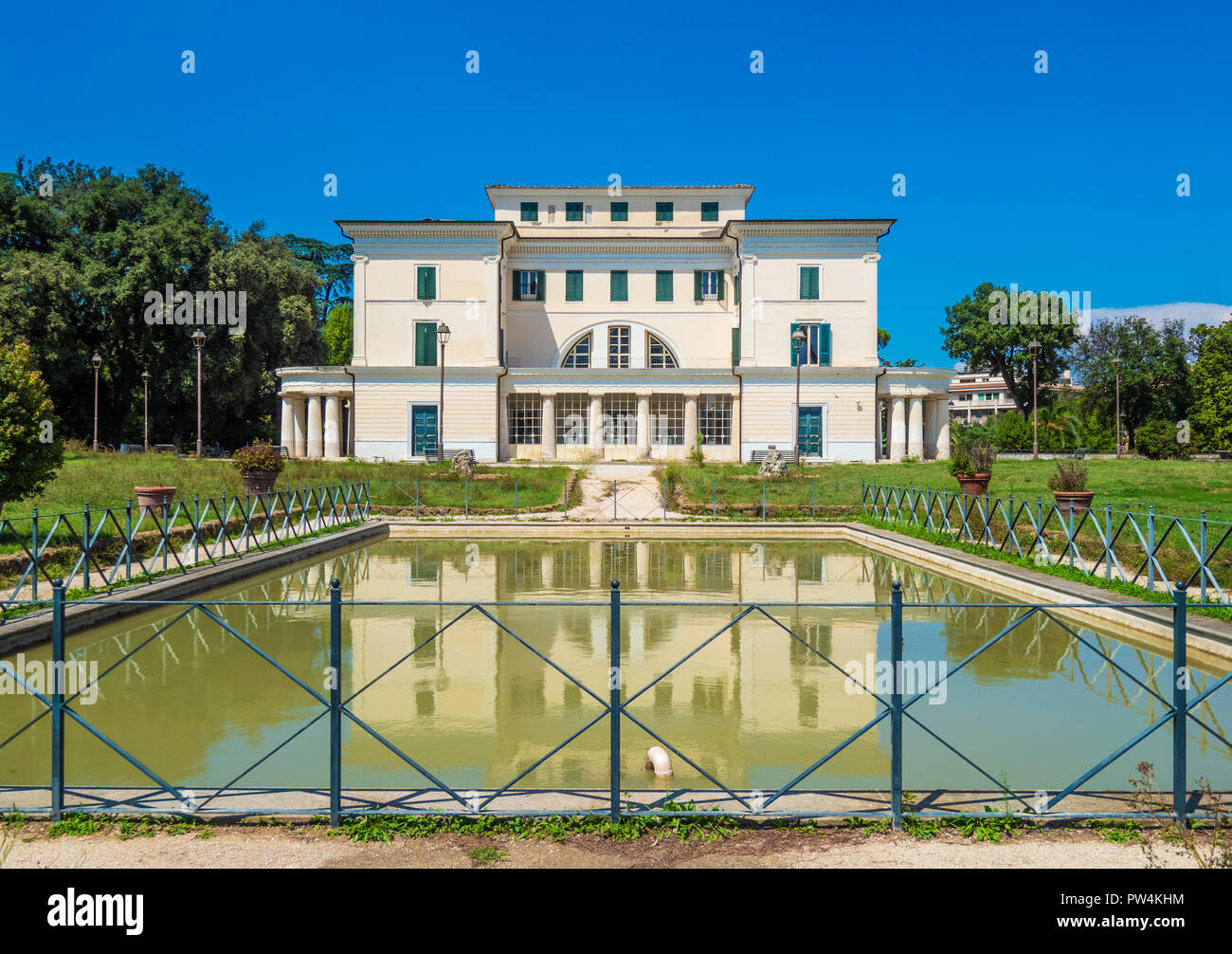 Roma, Italia - una veduta di Villa Torlonia, parco pubblico di Roma con ...