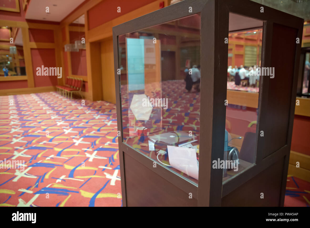 Armadio di traduttori . interpretariato - Microfono e quadro in un ...