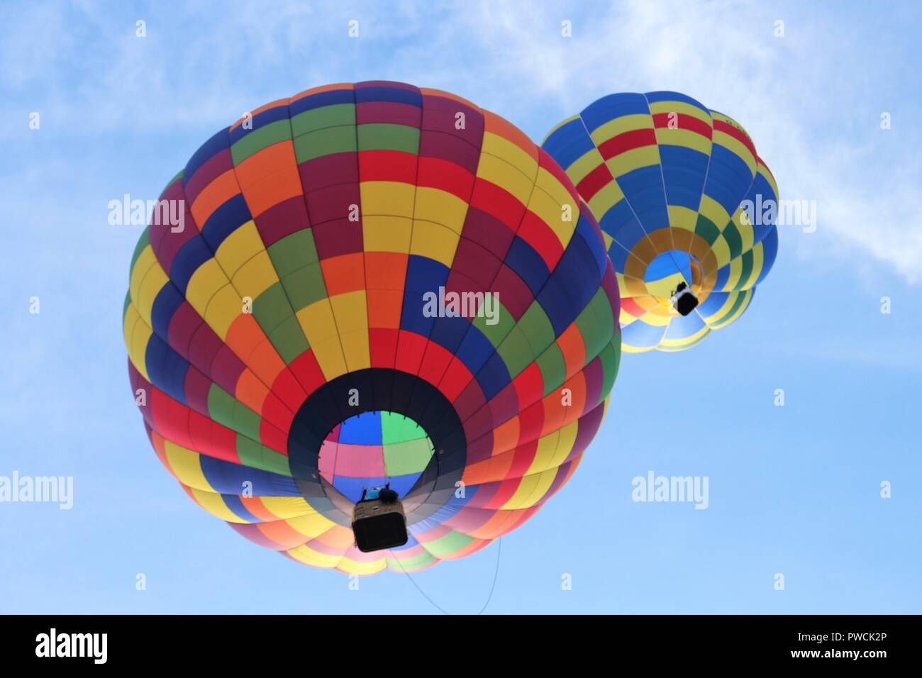 Due colorate mongolfiere in volo Foto stock - Alamy