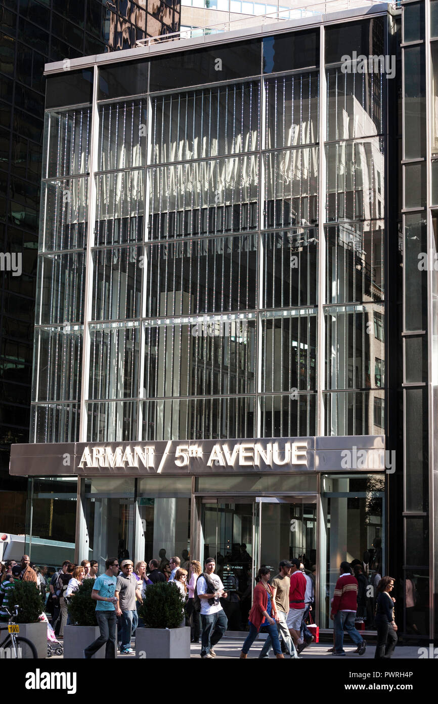 Armani flagship store immagini e fotografie stock ad alta risoluzione ...