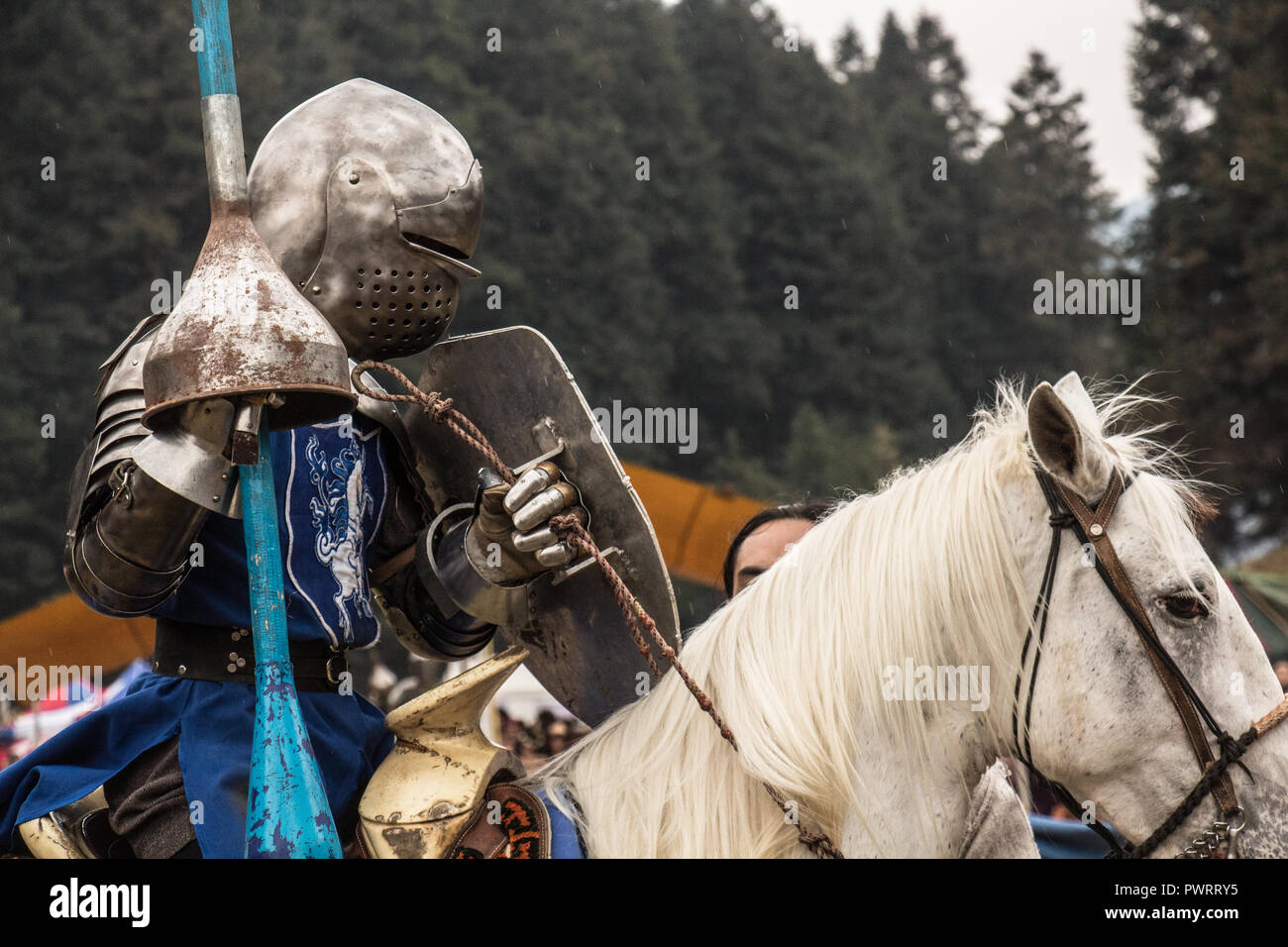 Cavalieri medievali combattimenti con armatura, spade e scudi in ...