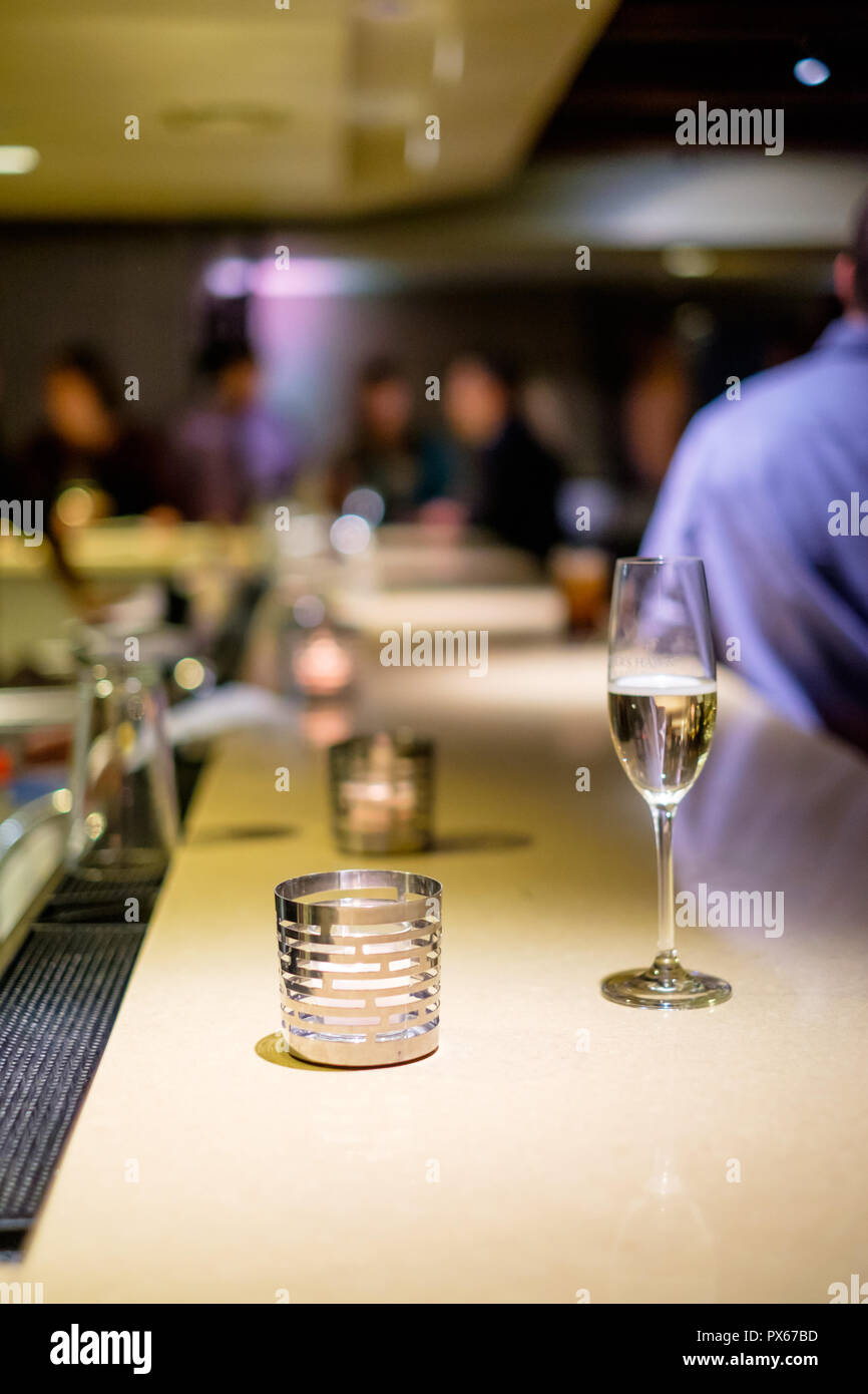 Persone che bevono pub party al bar immagini e fotografie stock ad alta ...