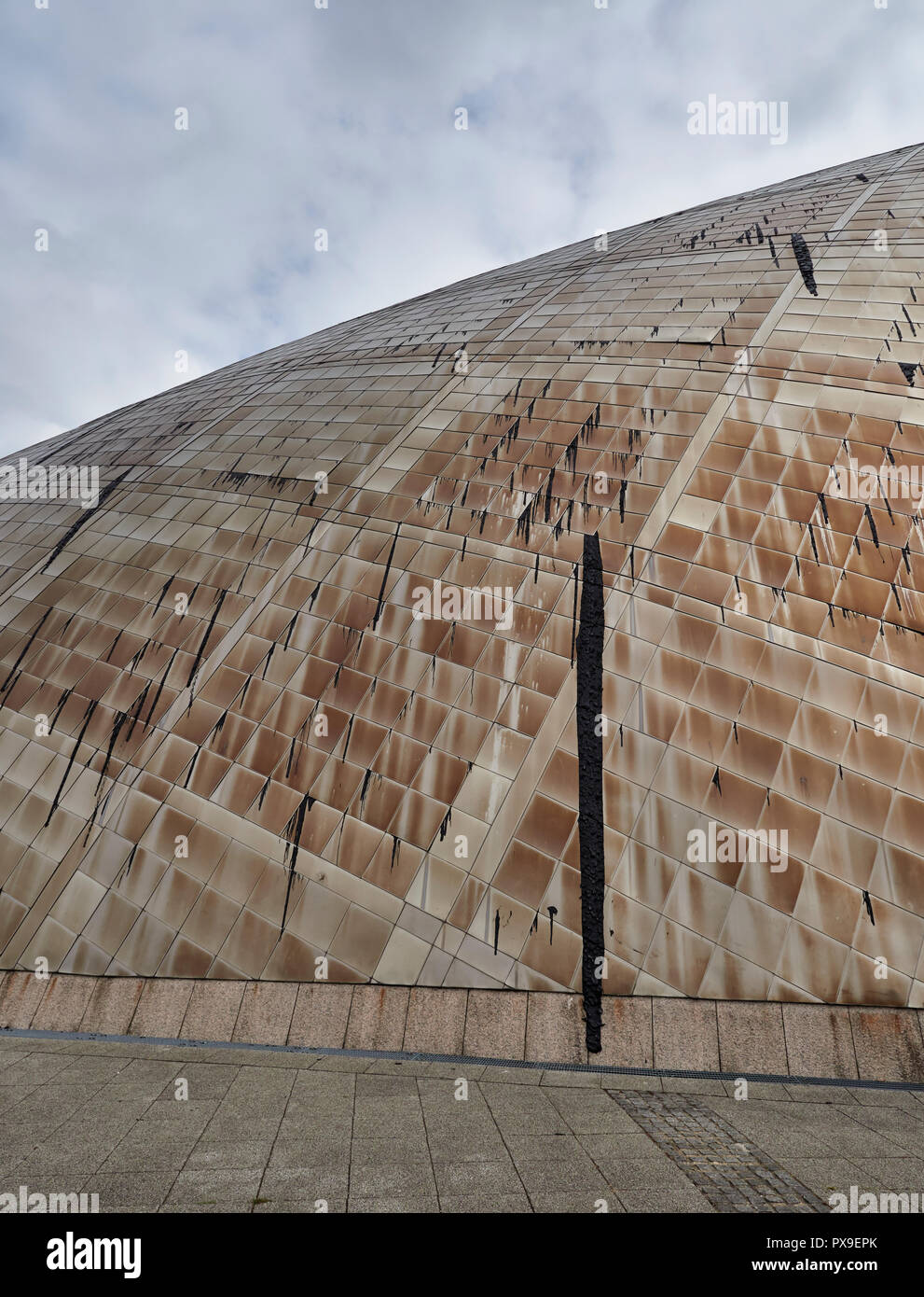Catrame che corre lungo un edificio immagini e fotografie stock ad alta ...