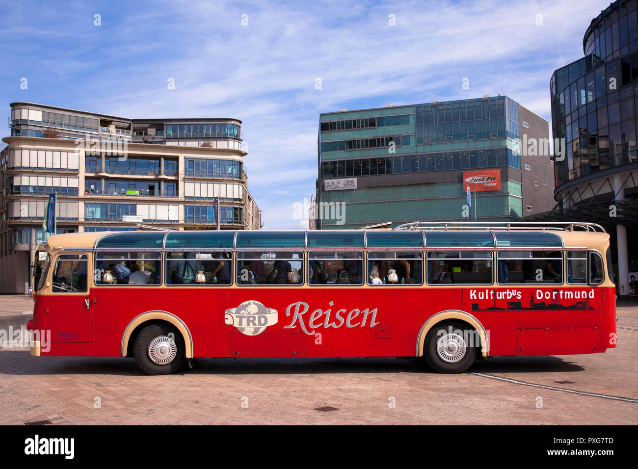 Buessing oldtimer bus dal 1965 al Mediapark, Colonia, Germania ...