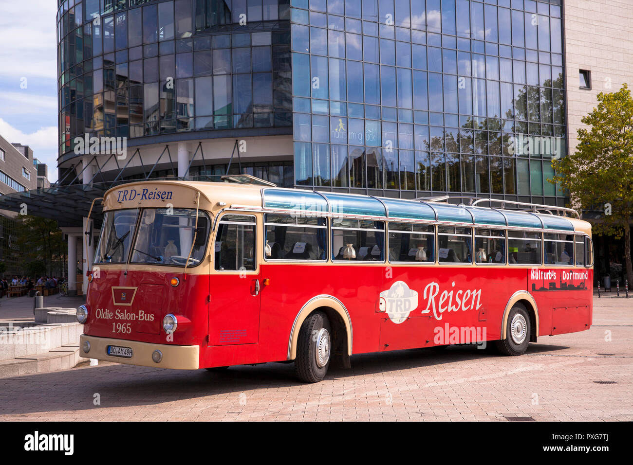 Buessing oldtimer bus dal 1965 al Mediapark, Colonia, Germania ...