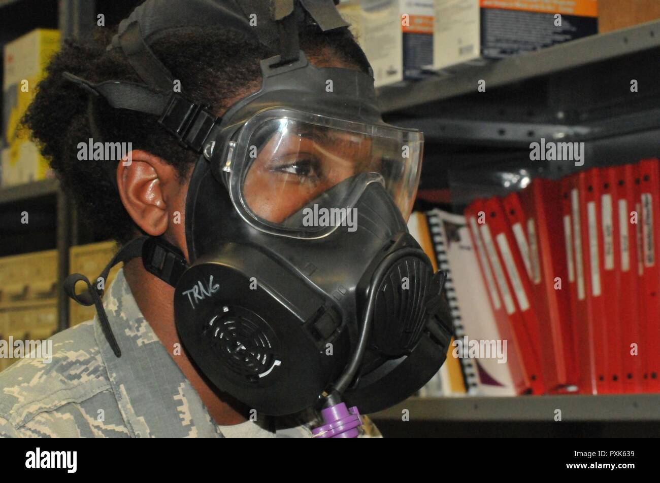 Gas mask fit test immagini e fotografie stock ad alta risoluzione - Alamy