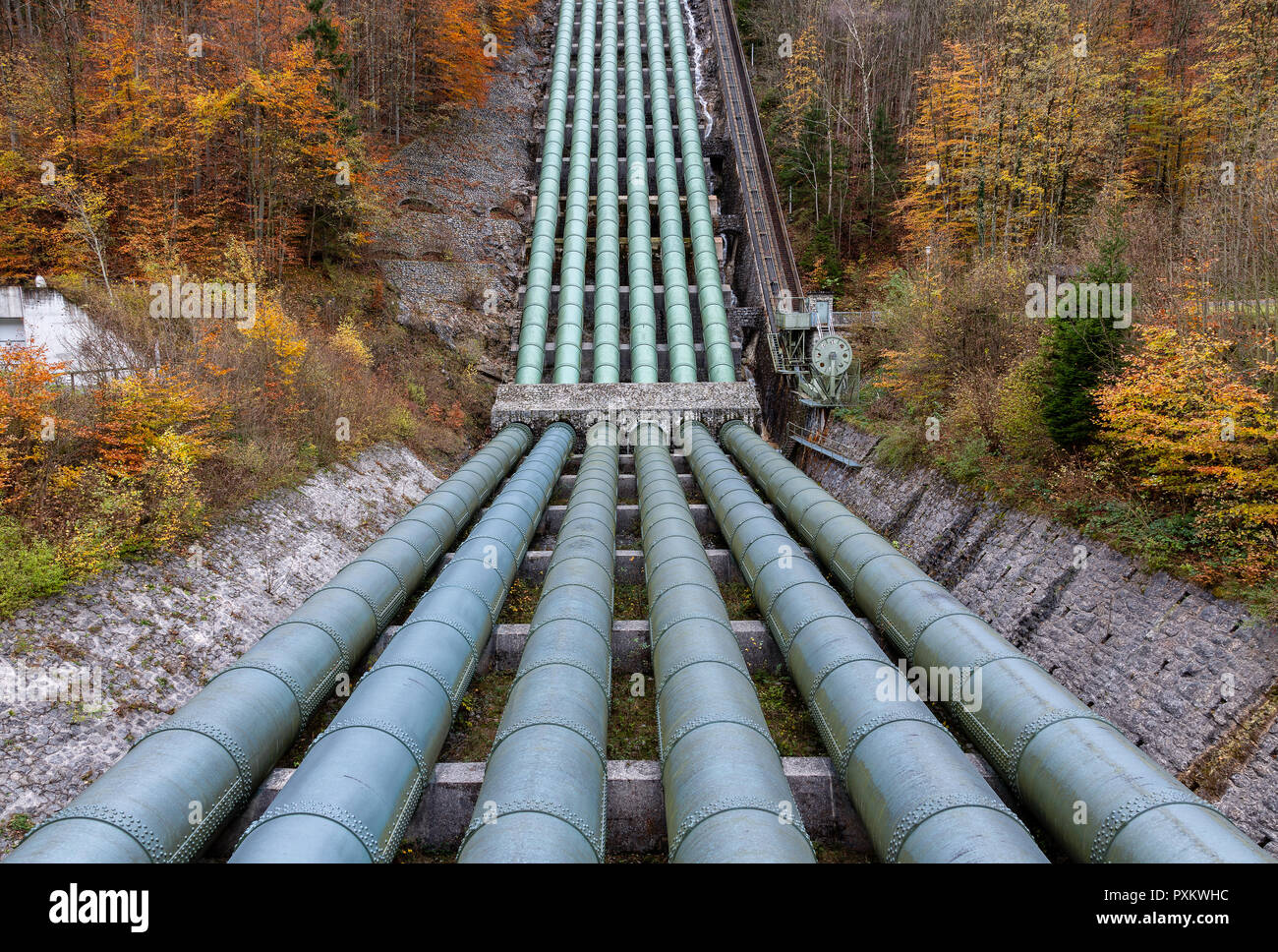 Centrale idroelettrica, sei condotte forzate Foto stock - Alamy