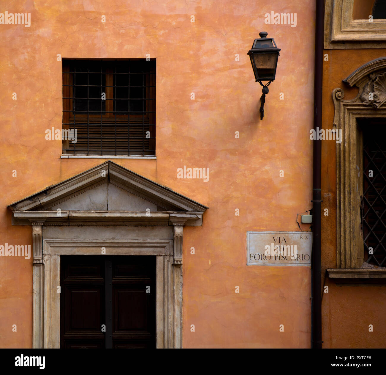 Porta di Roma, con una finestra quadrata e antiche strade lanterna ...