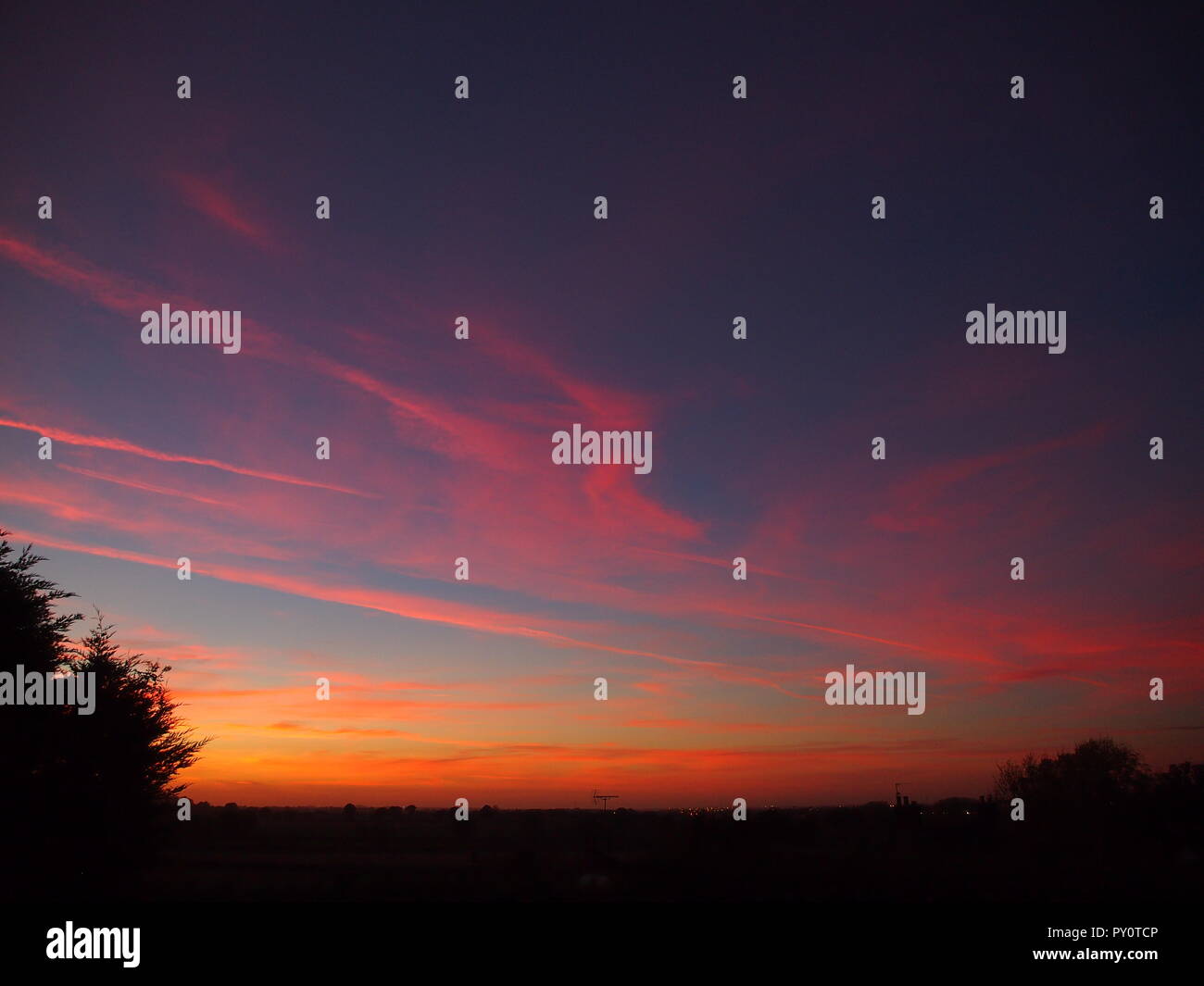 Cielo serale con nuvole rosa immagini e fotografie stock ad alta ...