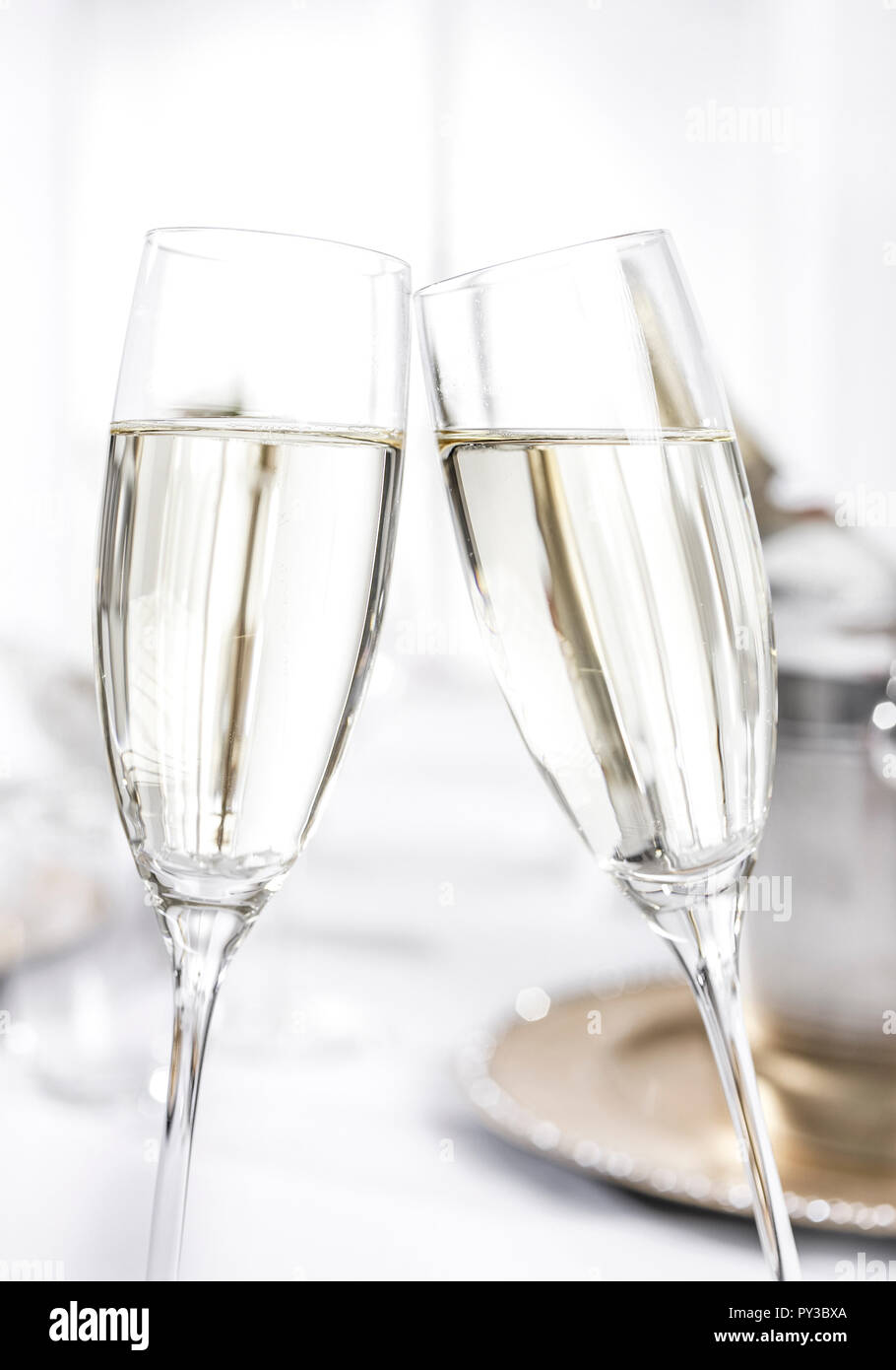 Glas anstossen immagini e fotografie stock ad alta risoluzione - Alamy