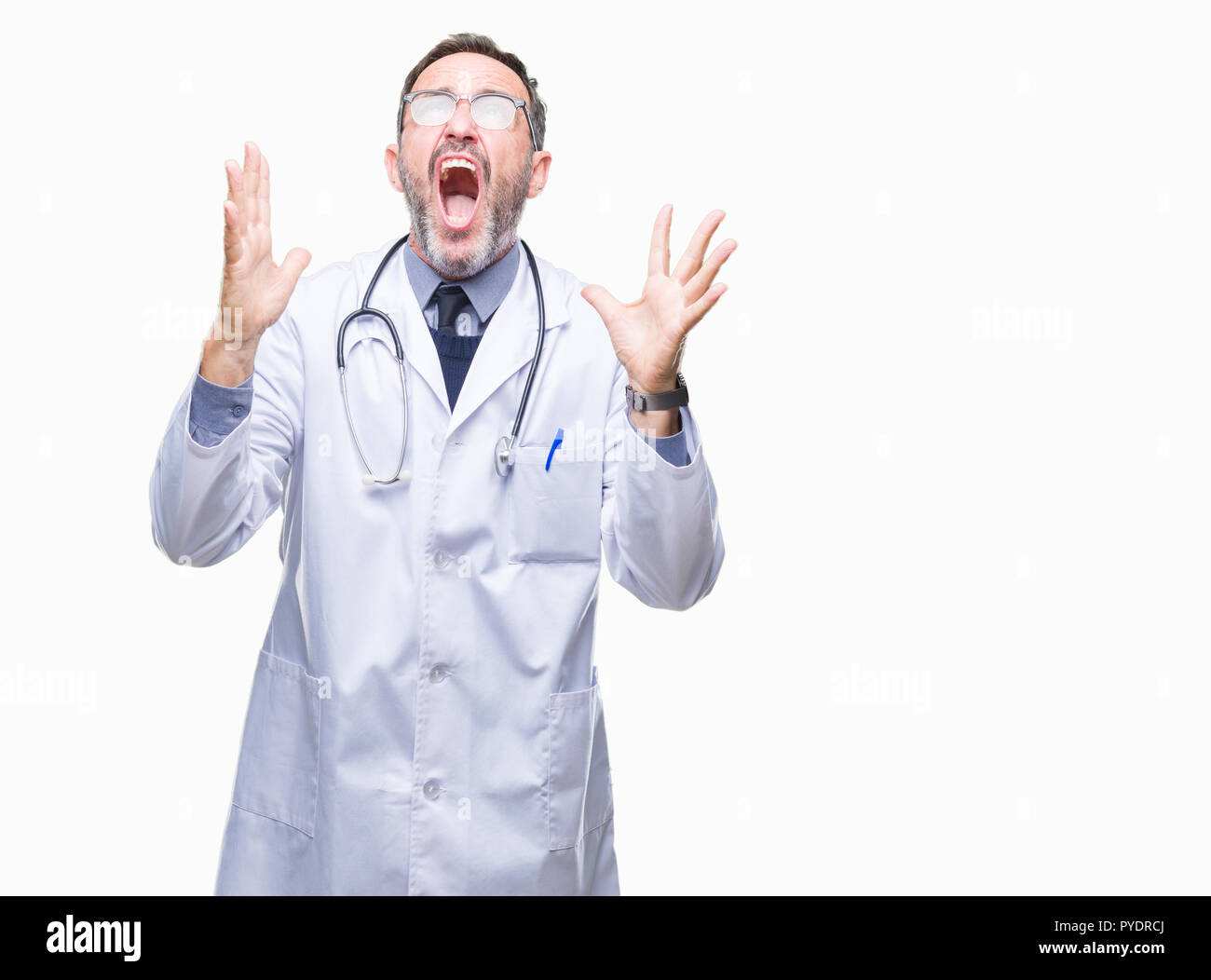 La mezza età senior annoso medico uomo indossa uniforme medica isolato ...