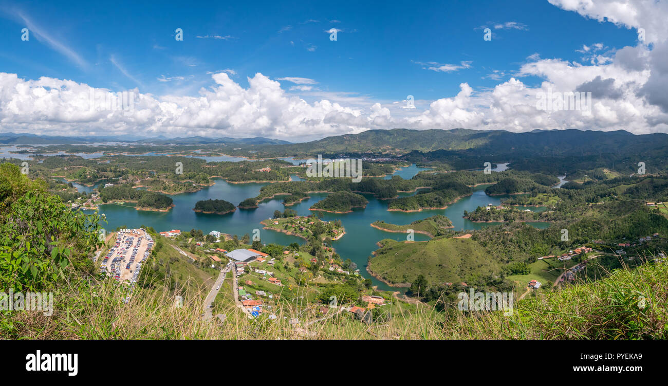 Il lago di Guatape dal Rock di Guatape (Piedra del Penol) a Medellin ...