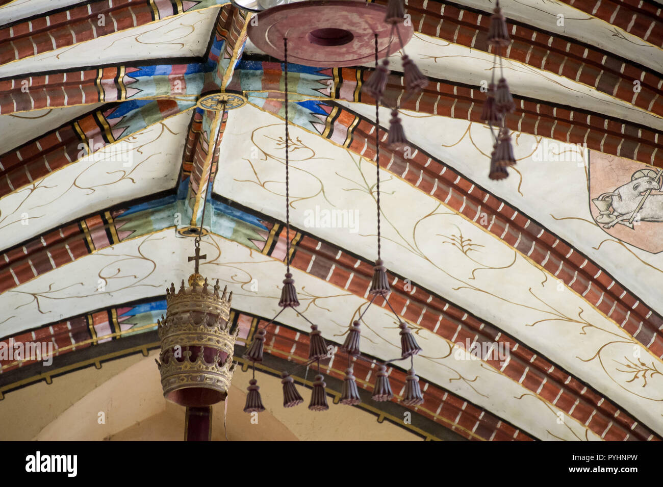 La tiara papale in stile gotico Archcathedral Basilica dell Assunzione ...