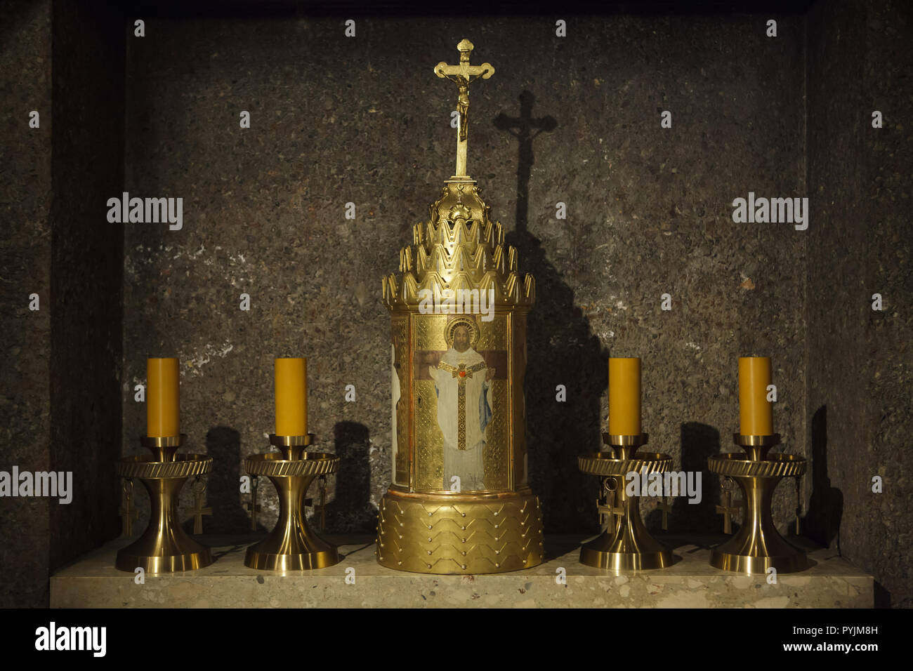 Il tabernacolo e i candelabri sull'altare della cripta sotterranea in ...
