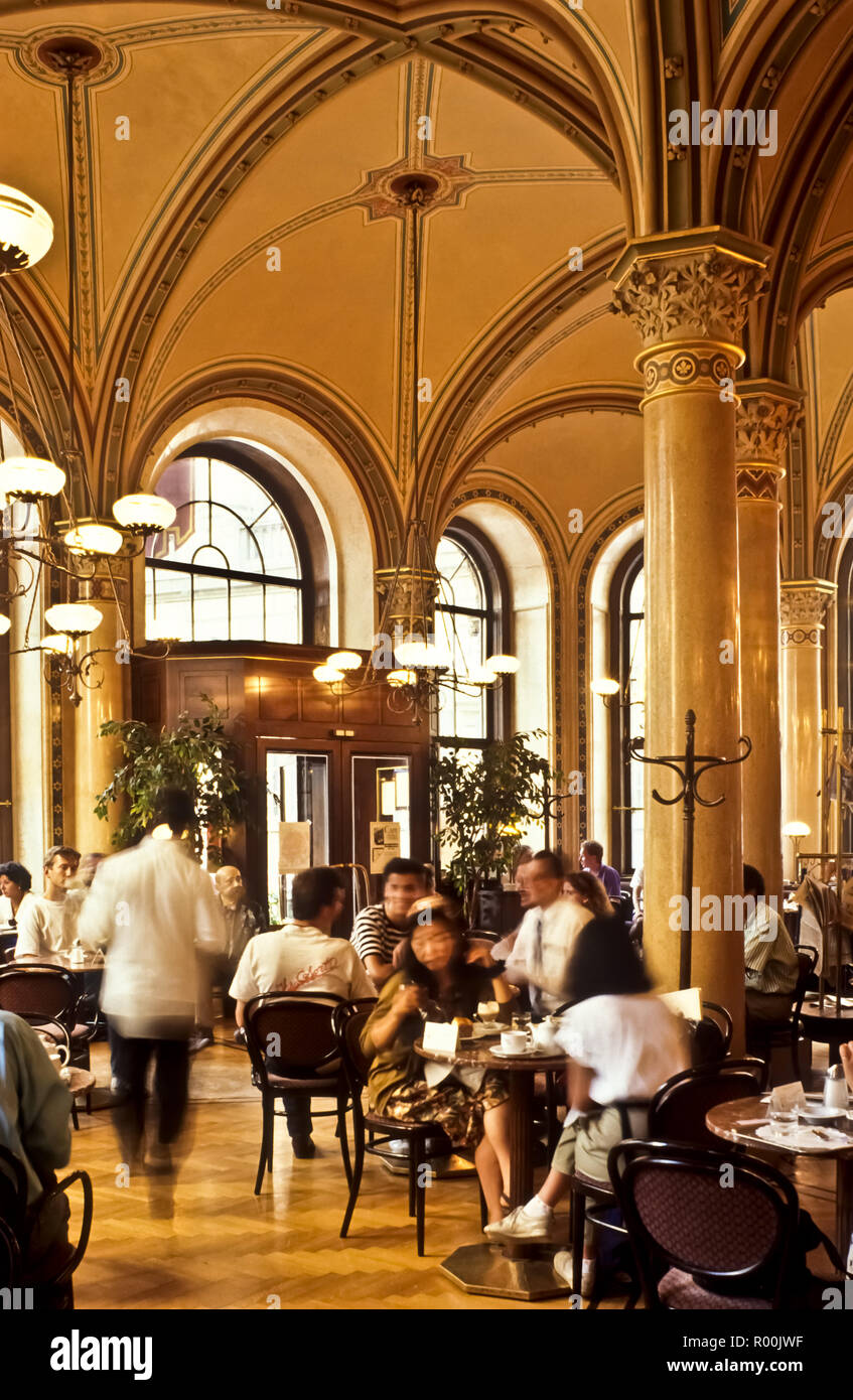 Wien, Kaffeehaus Cafe Central - Vienna, Cafe Centrale Foto stock - Alamy