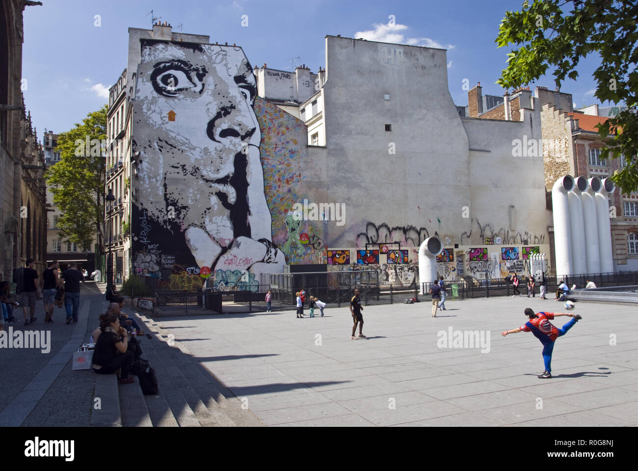 Beaubourg pompidou museum modern sculpture immagini e fotografie stock ...