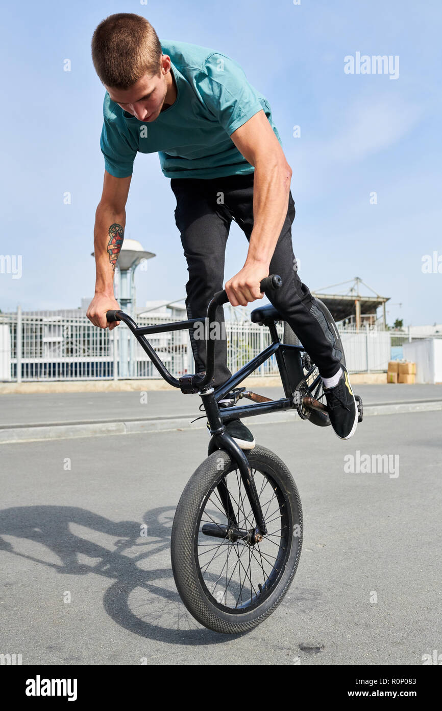 BMX Rider fare acrobazie Foto stock - Alamy