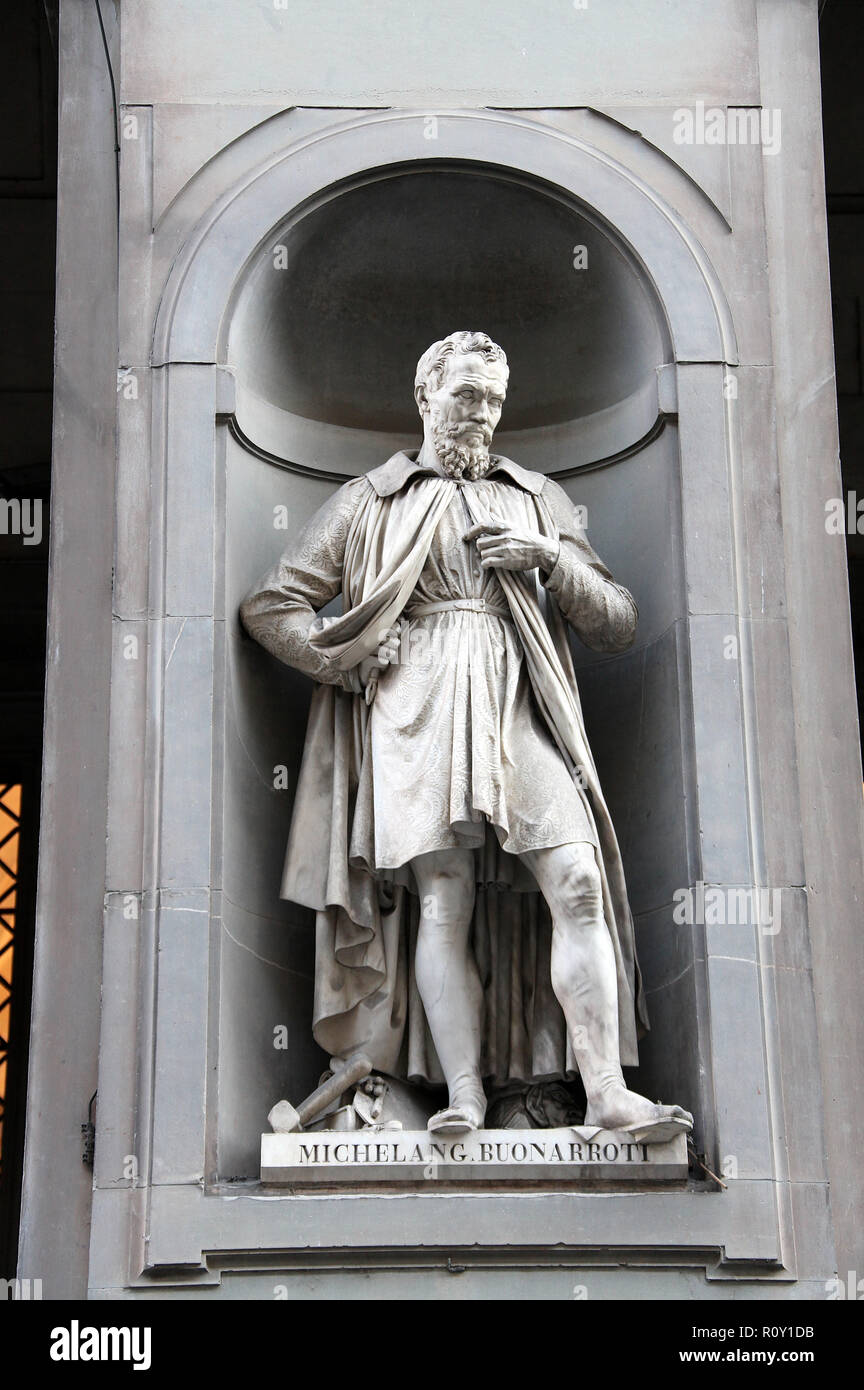 Statua di Michelangelo presso la Galleria degli Uffizi a Firenze Foto ...