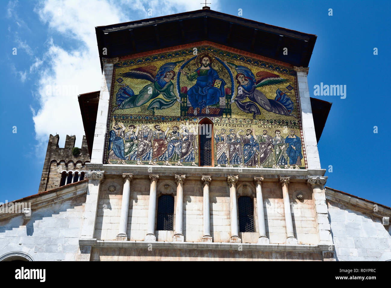 Monumentale mosaico dorato sulla facciata. La Basilica di San Frediano ...