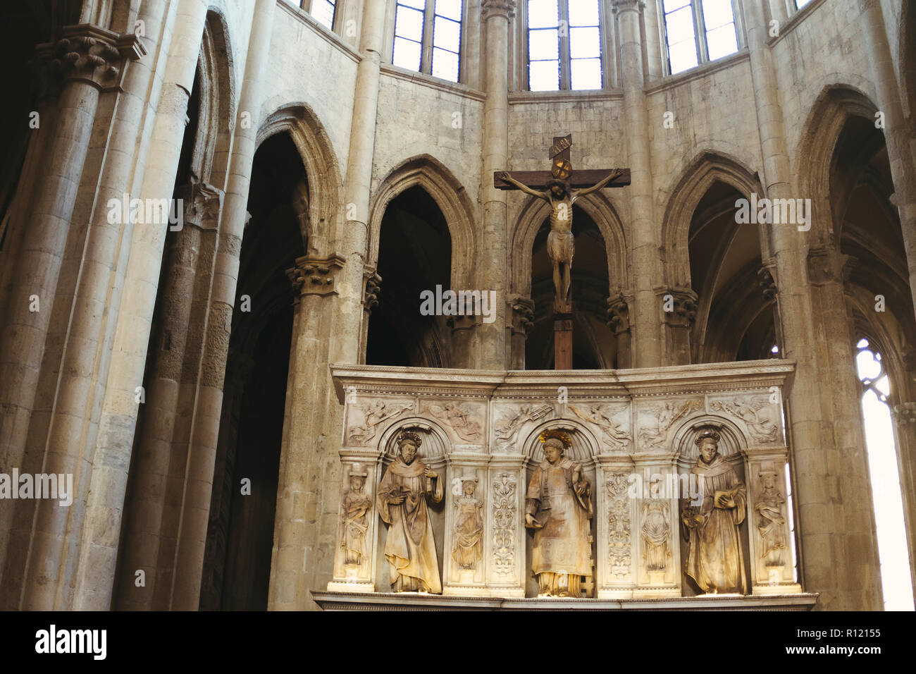 L'abside con archi in stile gotico di San Lorenzo Maggiore cattedrale ...