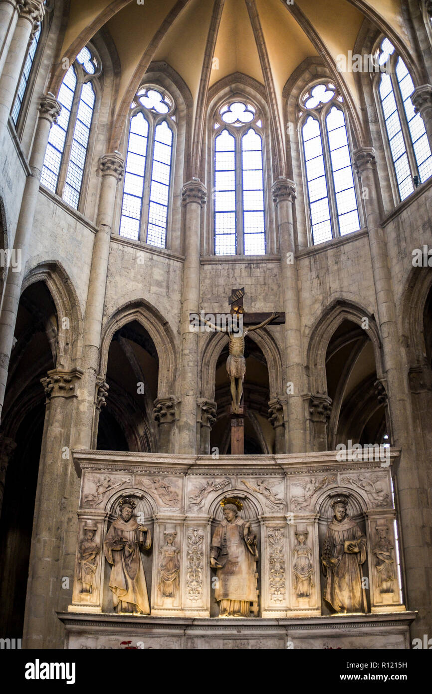 L'abside con archi in stile gotico di San Lorenzo Maggiore cattedrale ...