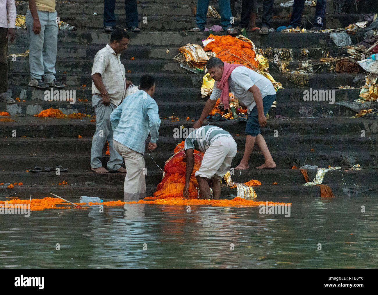 Pira funeraria varanasi immagini e fotografie stock ad alta risoluzione ...