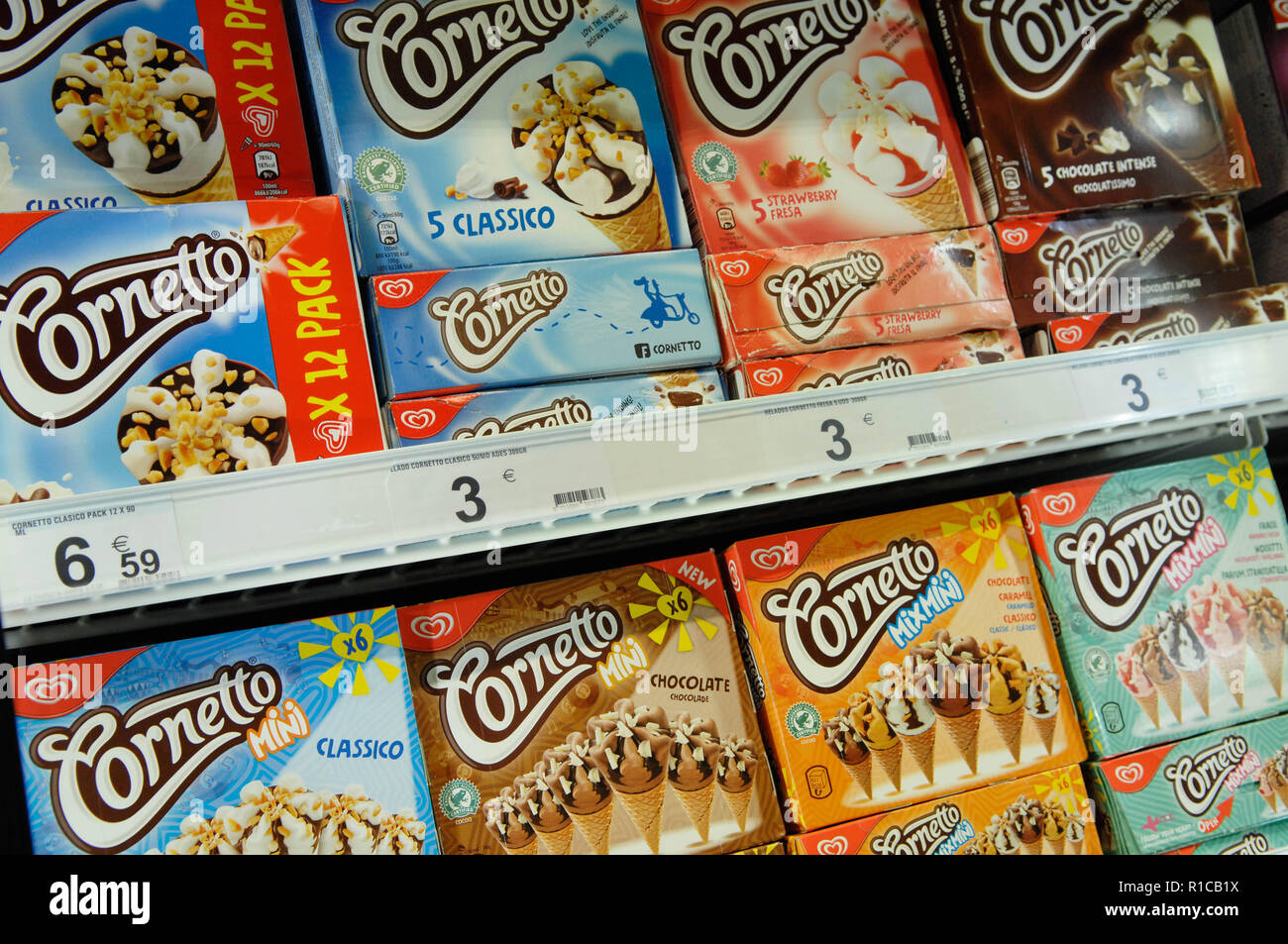 Gelato al cornetto immagini e fotografie stock ad alta risoluzione - Alamy