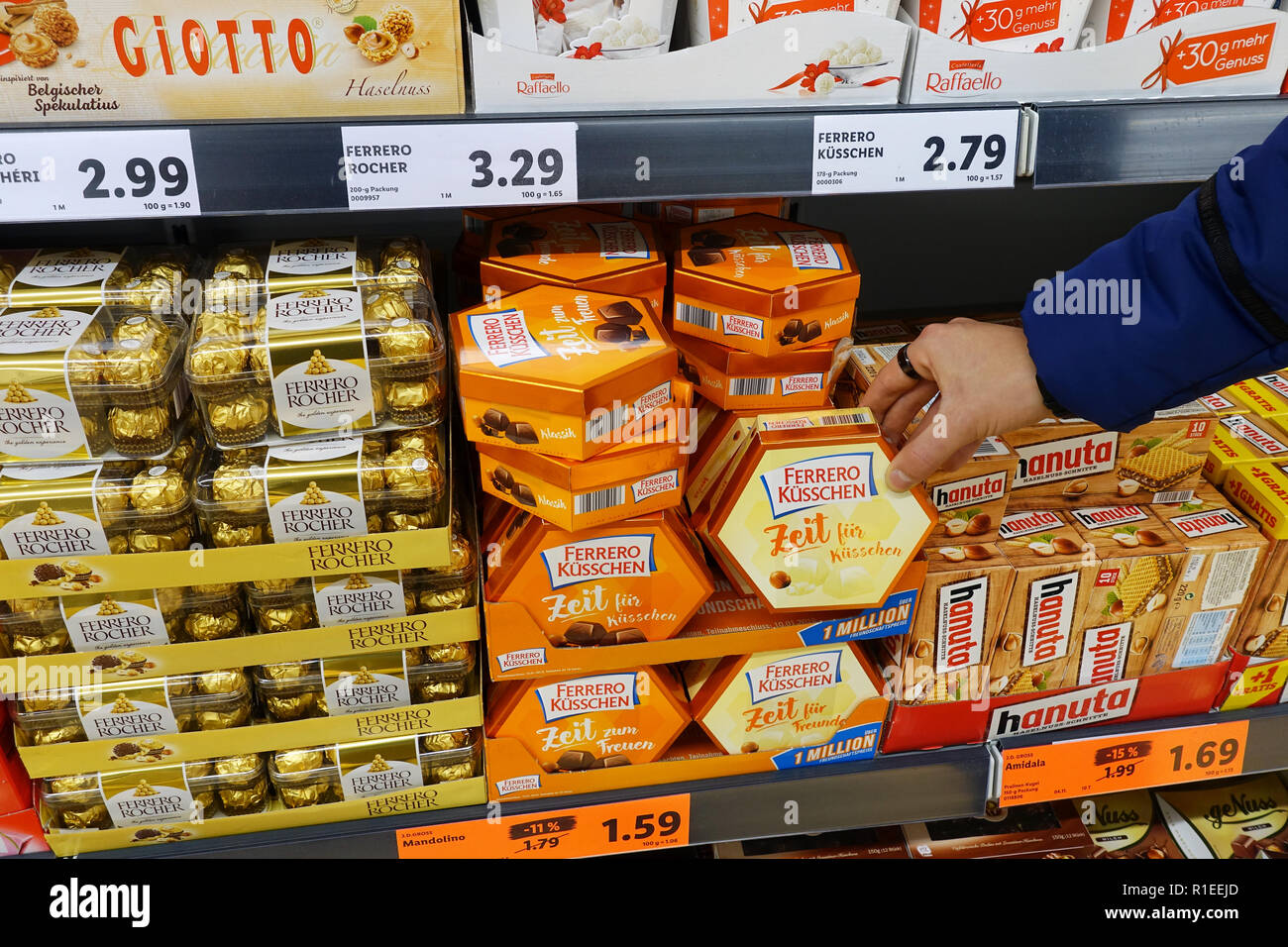Ferrero prodotti di cioccolato in un negozio Foto stock - Alamy