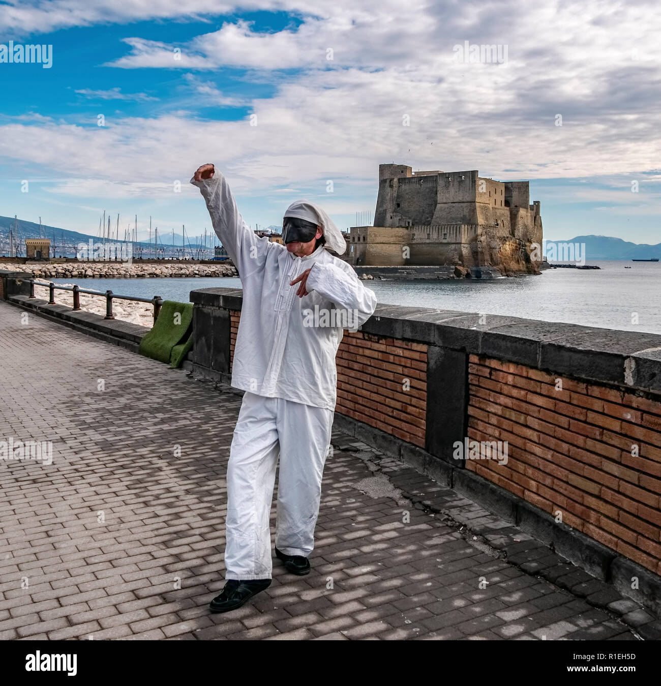 Pulcinella sullo sfondo immagini e fotografie stock ad alta risoluzione ...