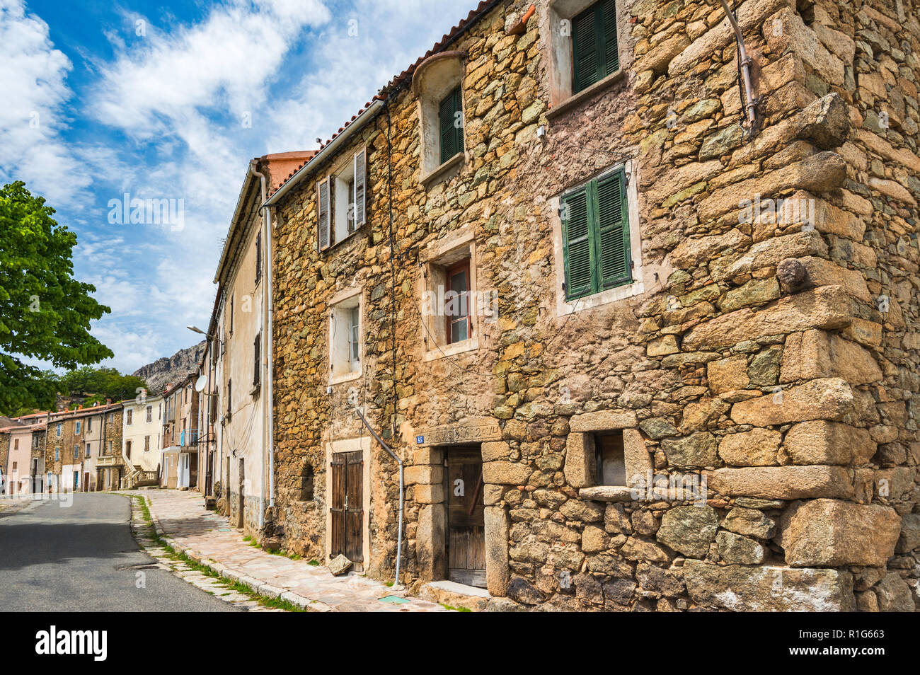 Modeste case in pietra immagini e fotografie stock ad alta risoluzione ...