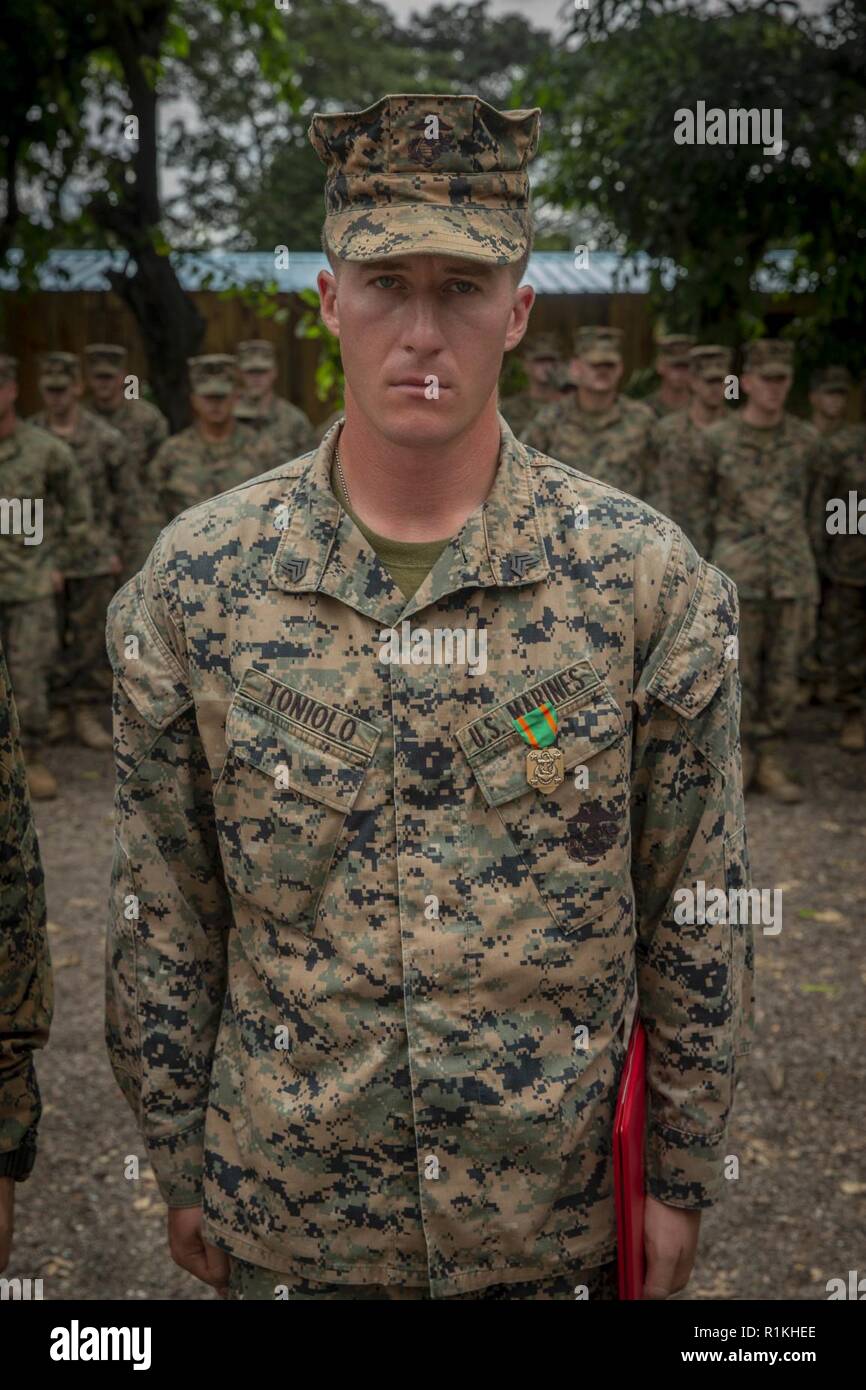 Stati Uniti Marine Sgt. Giovanni Toniolo, un ingegnere di combattimento ...