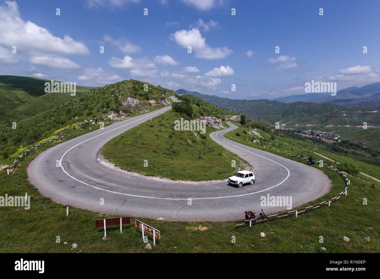 Passo di montagna con auto immagini e fotografie stock ad alta ...