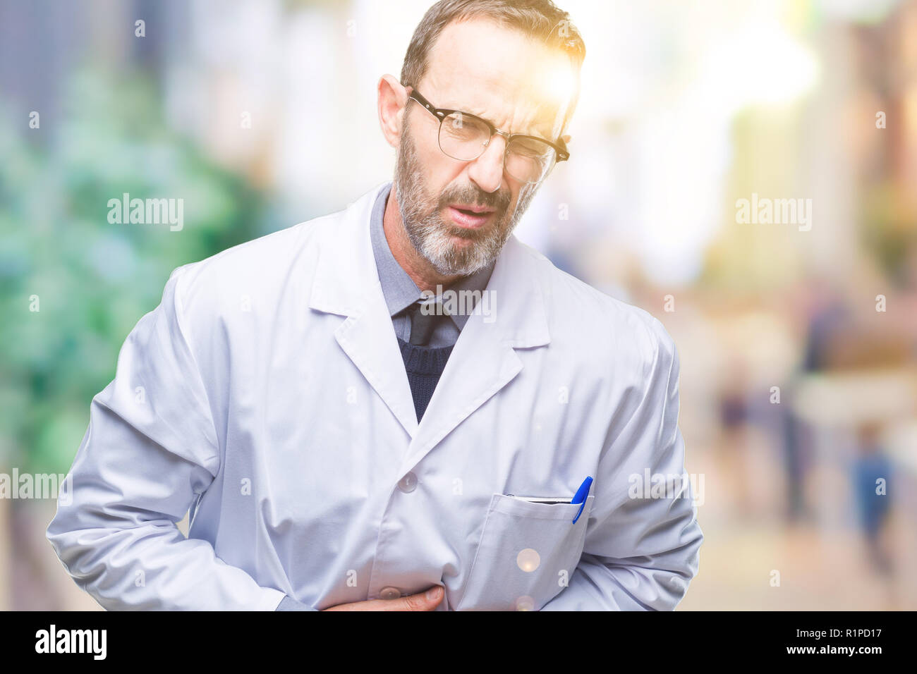 La mezza età senior annoso professional uomo che indossa mantello ...