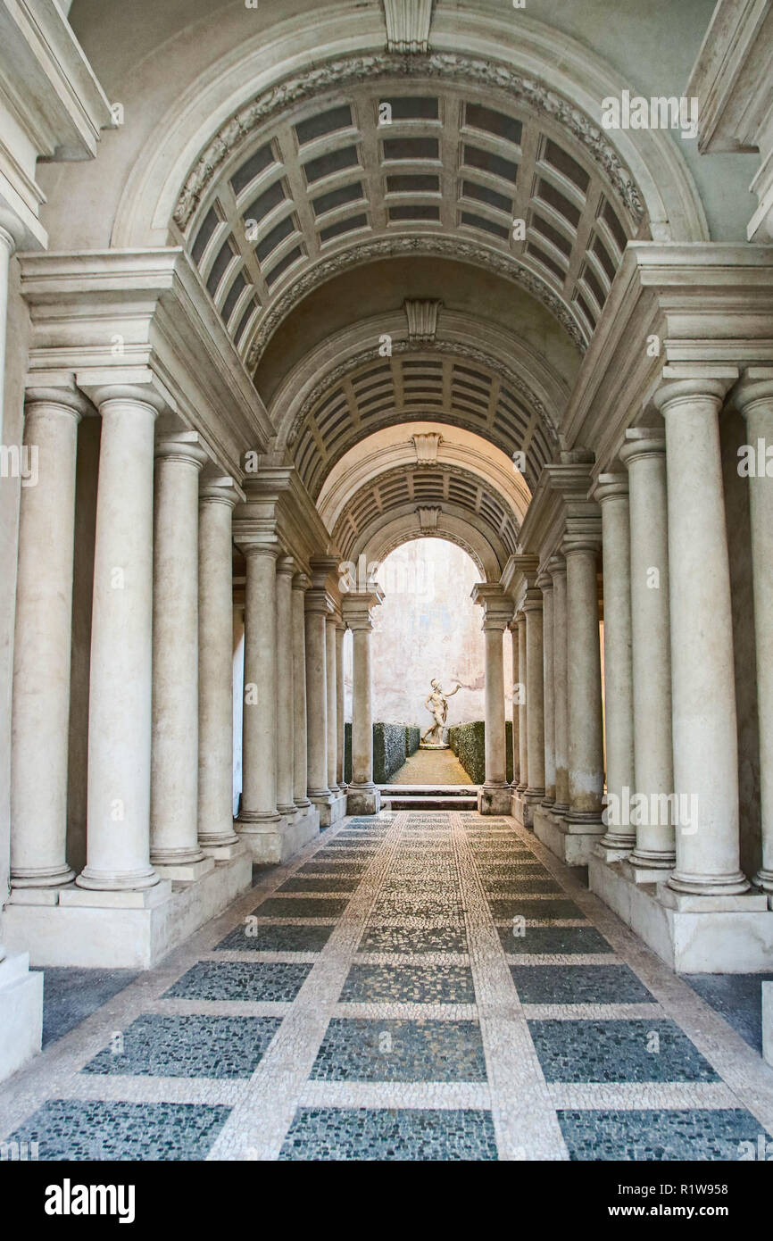 A Roma , Italia , su 01/06/2018 - costretto galleria prospettica da ... A Roma , Italia , su 01/06/2018 - costretto galleria prospettica da ...