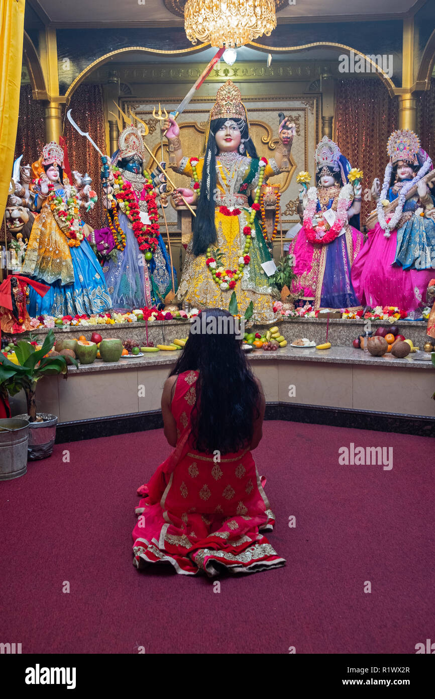 Donna inginocchiata da dietro immagini e fotografie stock ad alta ...