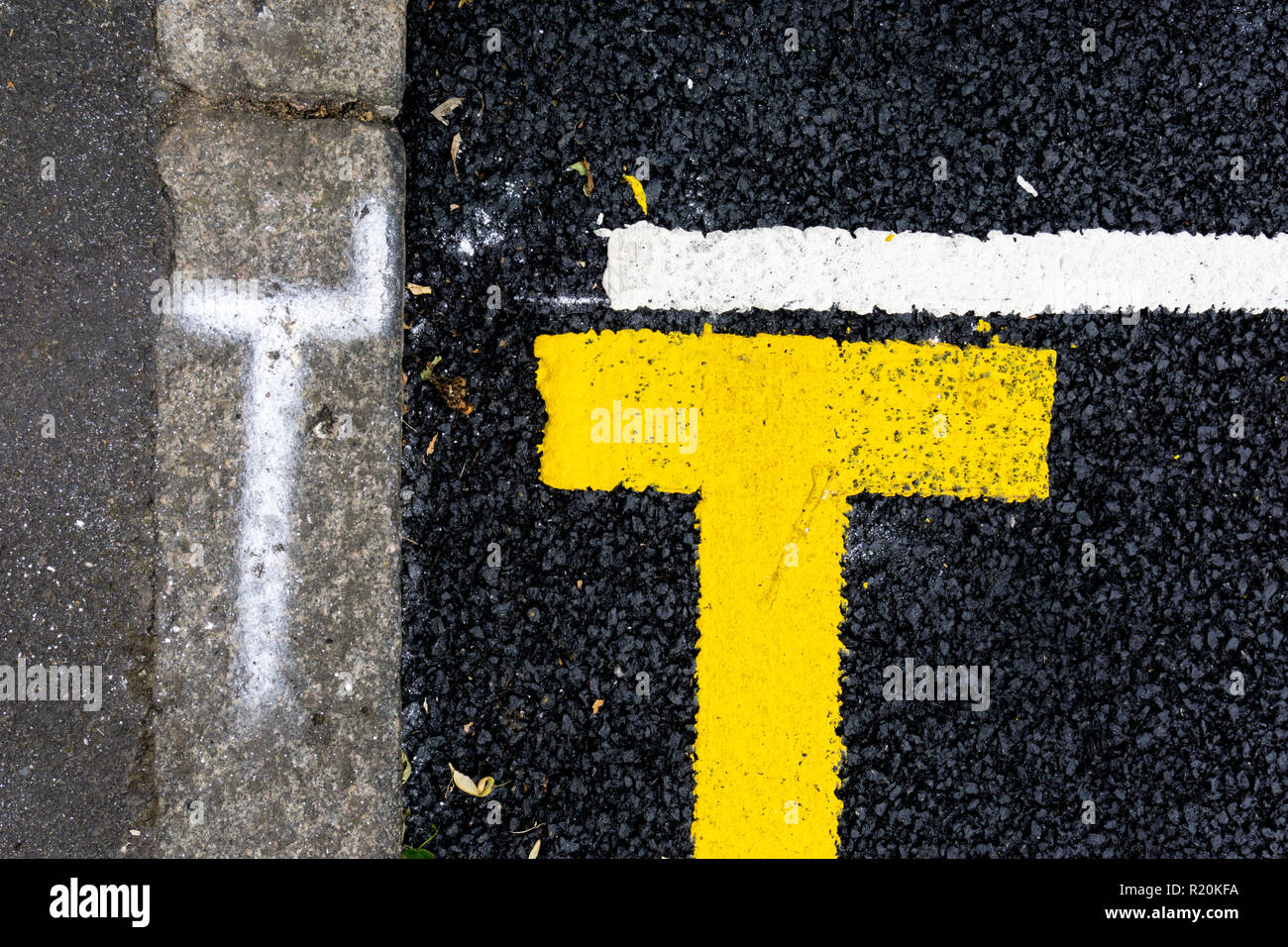 Linea gialla asfaltata immagini e fotografie stock ad alta risoluzione ...