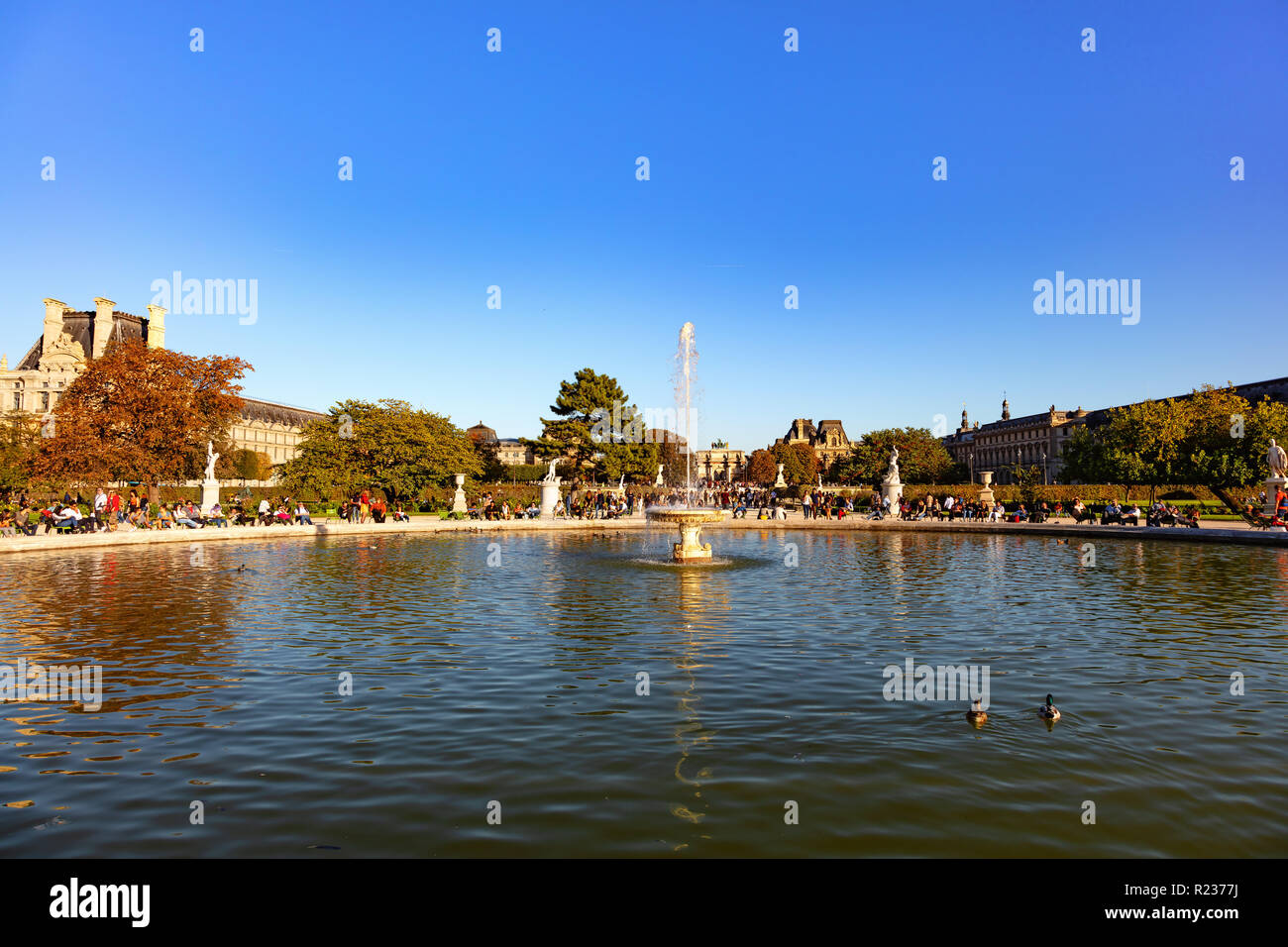 Louvre palace e tuileries garden paris immagini e fotografie stock ad ...