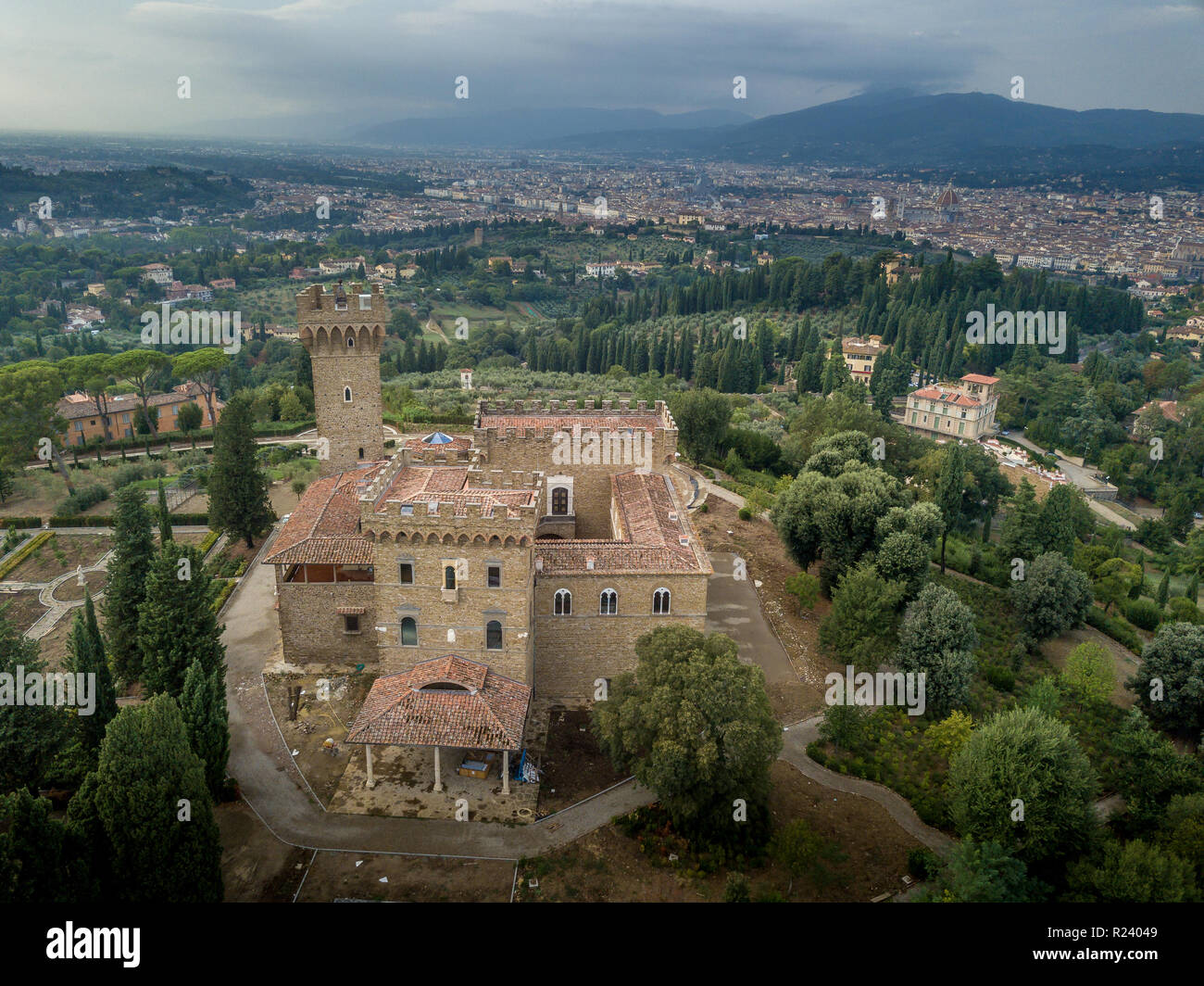 Vista aerea della Torre del Gallo di un castello gotico che si affaccia ...