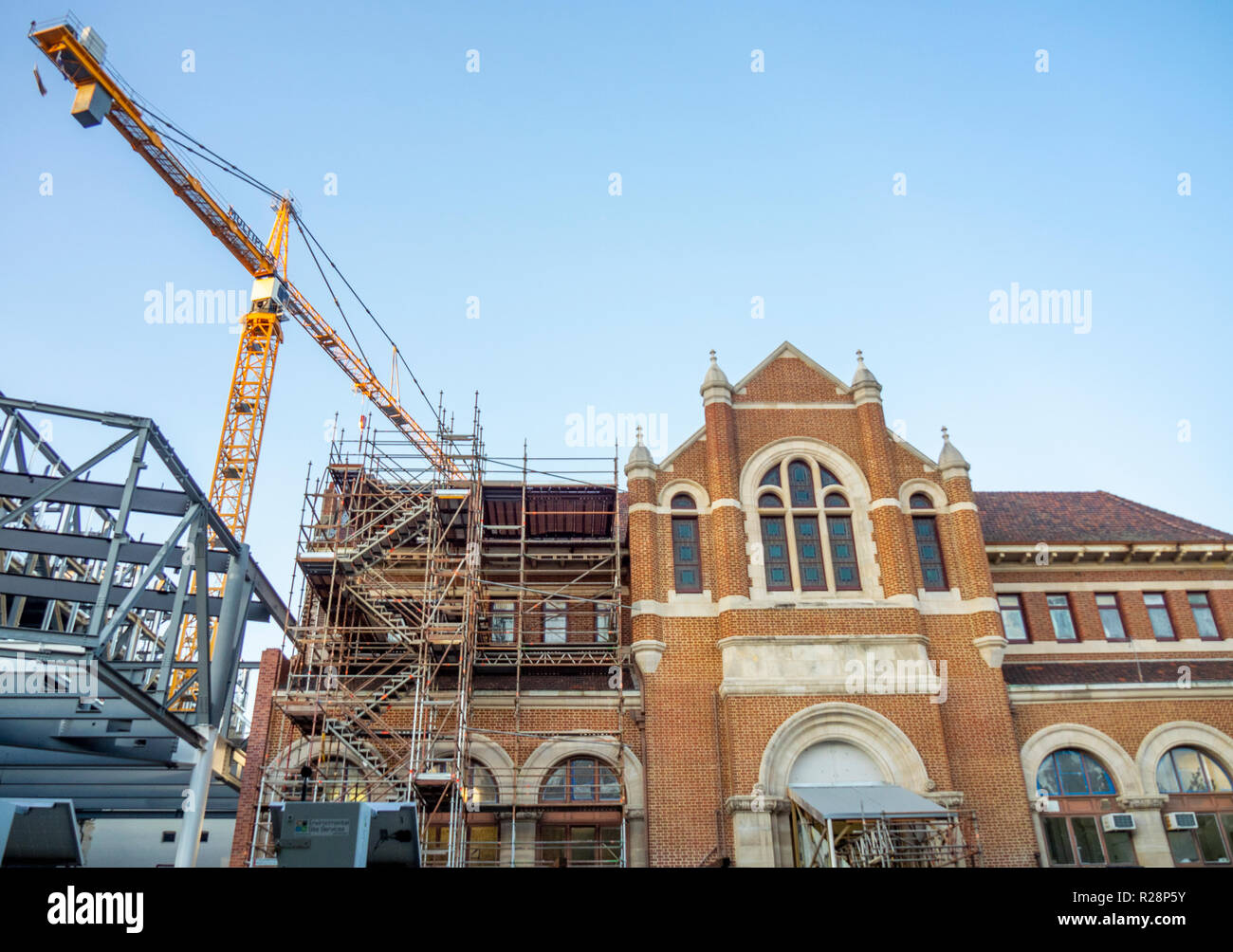 Le travi in acciaio e la gru in cantiere del nuovo Western Australian ...