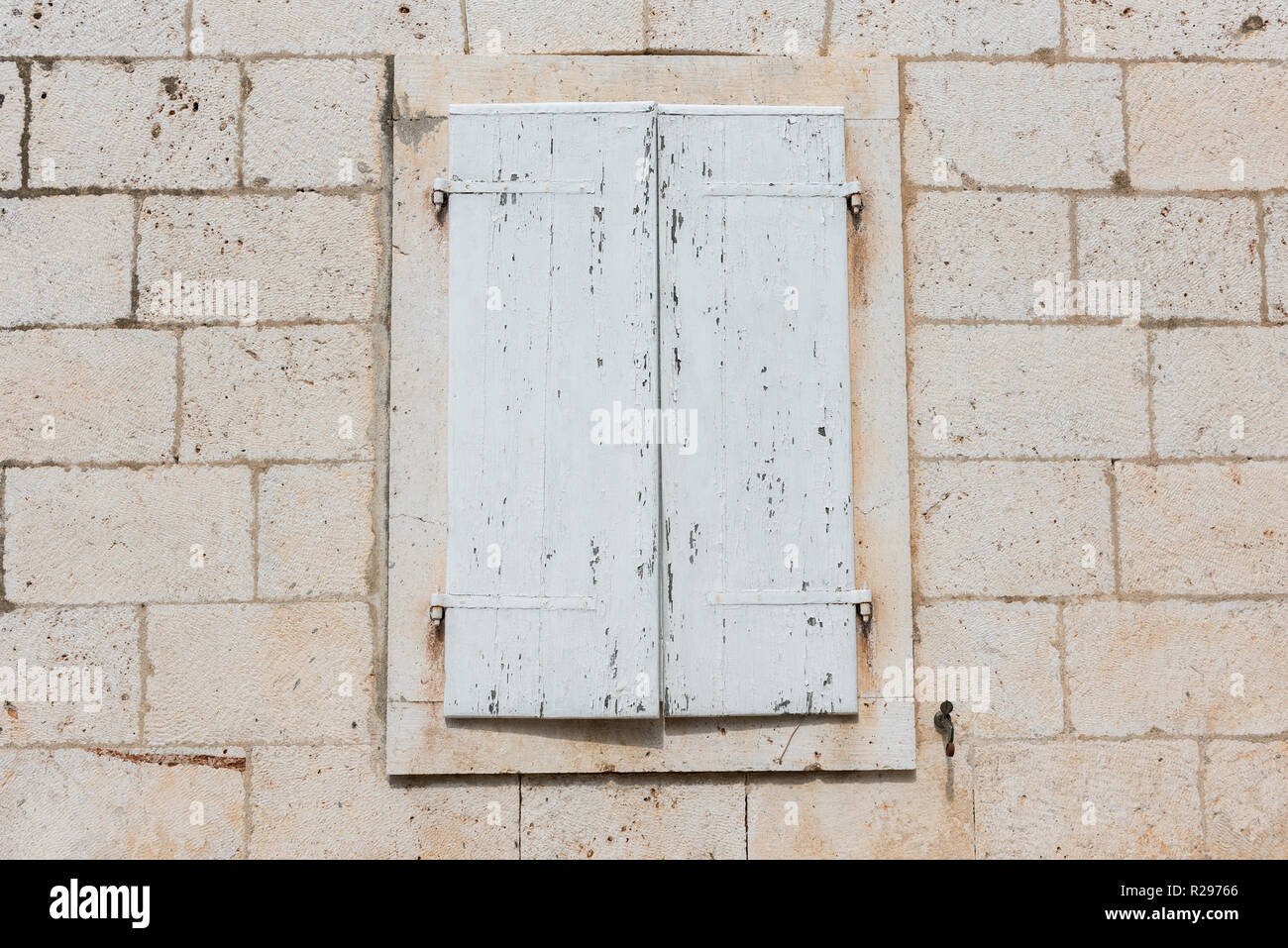 Vecchio rustico bianco chiuso persiane in legno. Vecchia casa in pietra ...