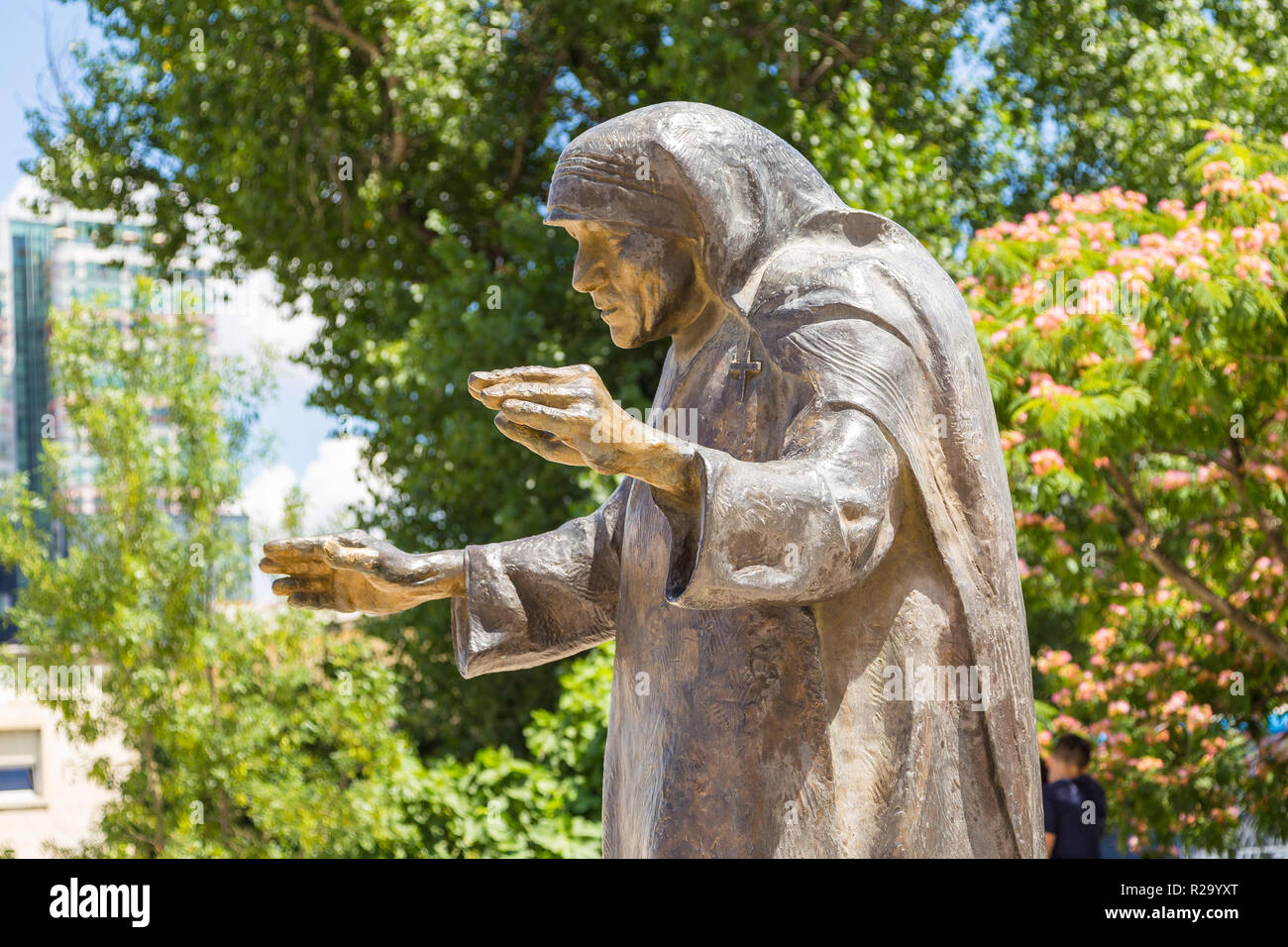 Tirana, Albania - 01 Luglio 2014: Monumento a Madre Teresa nel centro ...