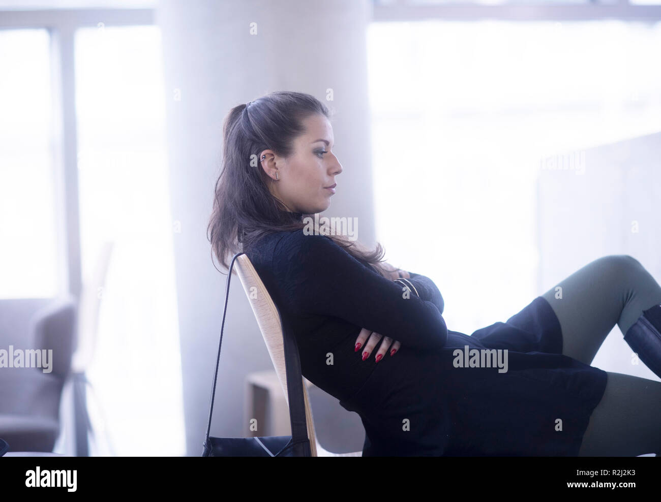 Donne gambe incrociate immagini e fotografie stock ad alta risoluzione - Alamy