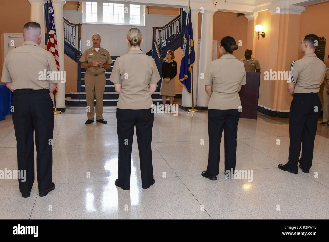 - Capt. Christopher Culp, comandante, parla con NMCP marinai dell'anno ...