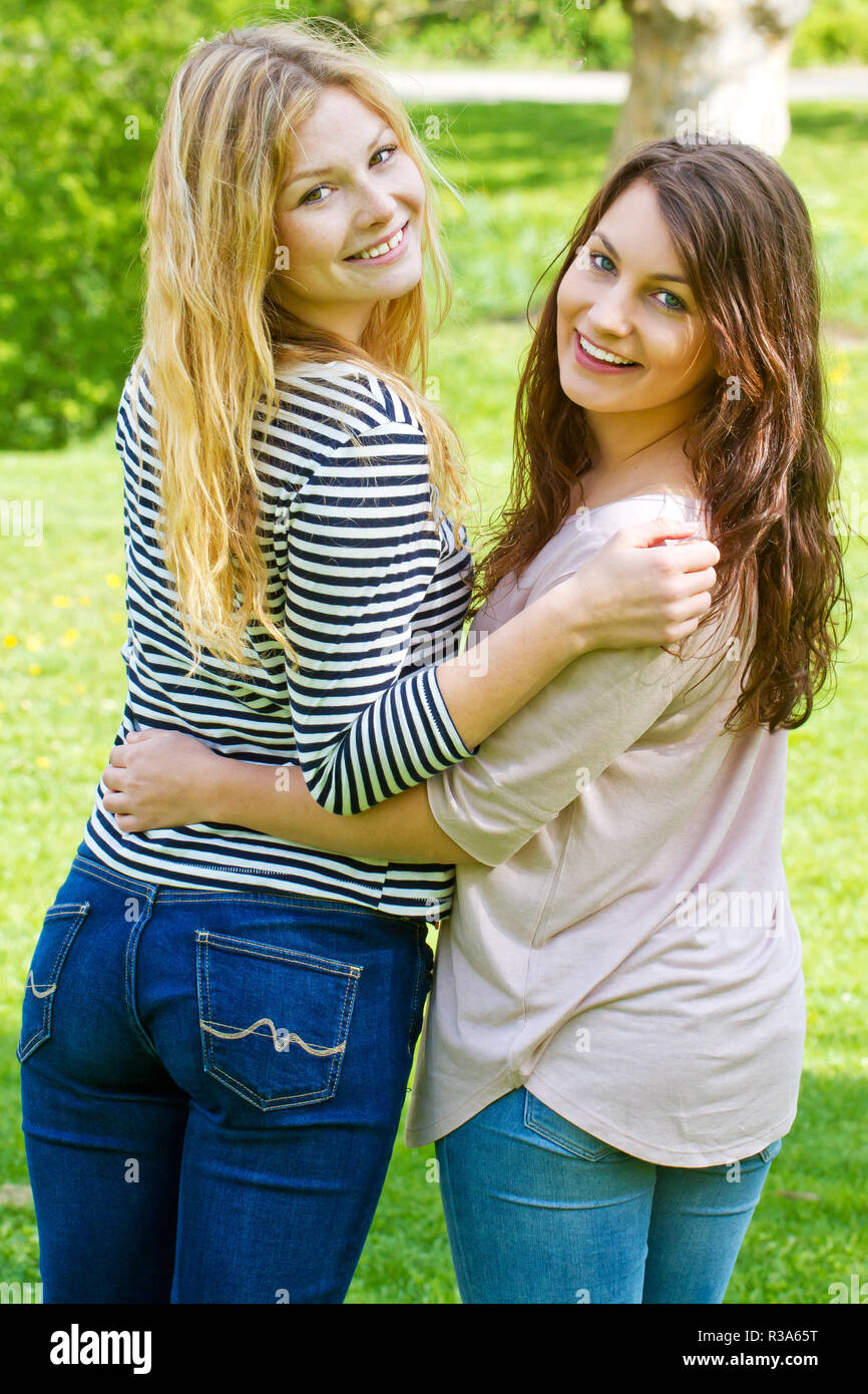 Amiche amichevoli amici delle ragazze insieme immagini e fotografie ...