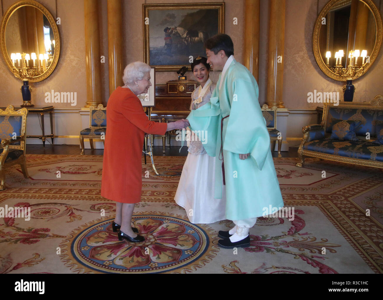 Saluta La Regina Elisabetta Ii E Suo Marito Immagini e Fotos Stock - Alamy