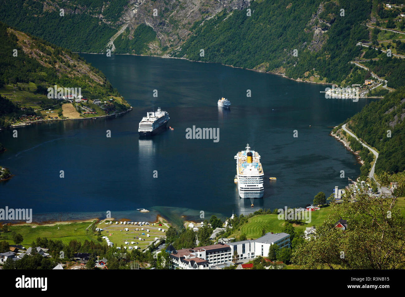 Geiranger fjord geirangerfjorden ornevegen immagini e fotografie stock ...