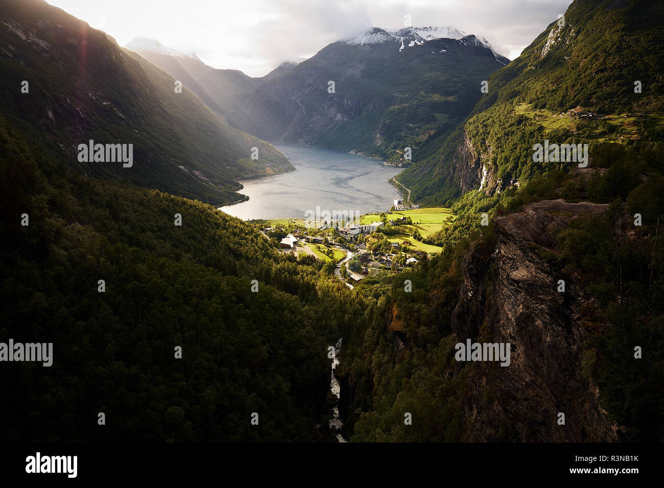 Geiranger fjord geirangerfjorden ornevegen immagini e fotografie stock ...