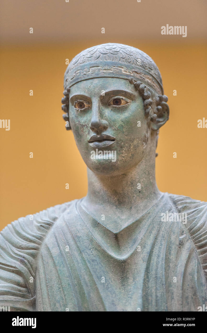 Statua di auriga delphi grecia immagini e fotografie stock ad alta ...